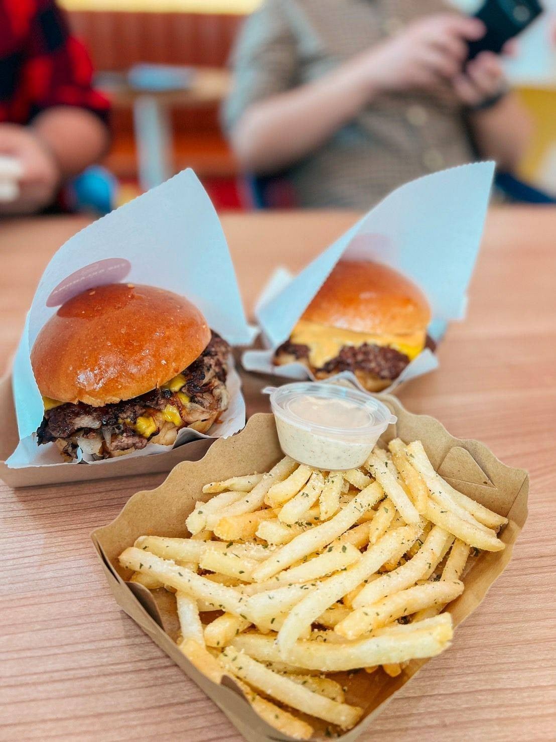 รีวิว Smizzle Burger สุขุมวิท 26 - Easily the most legit burger joint ...