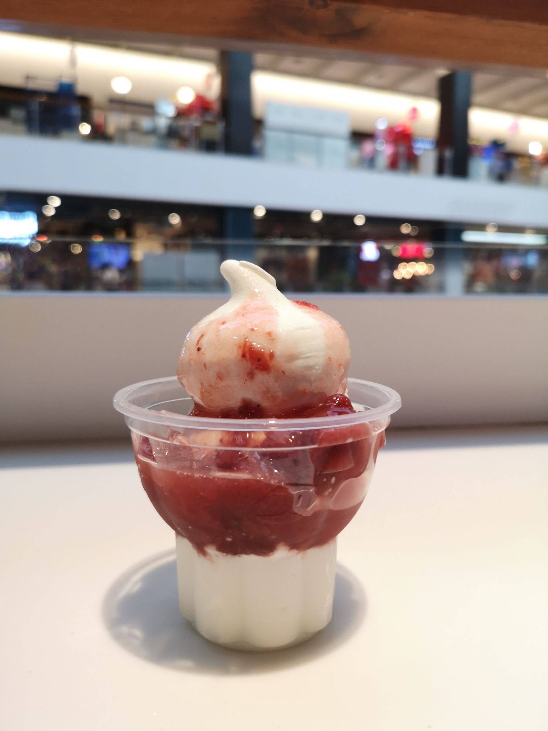 Strawberry Sundae ร้าน Dairy Queen ® เซ็นทรัลเวิลด์ - Wongnai