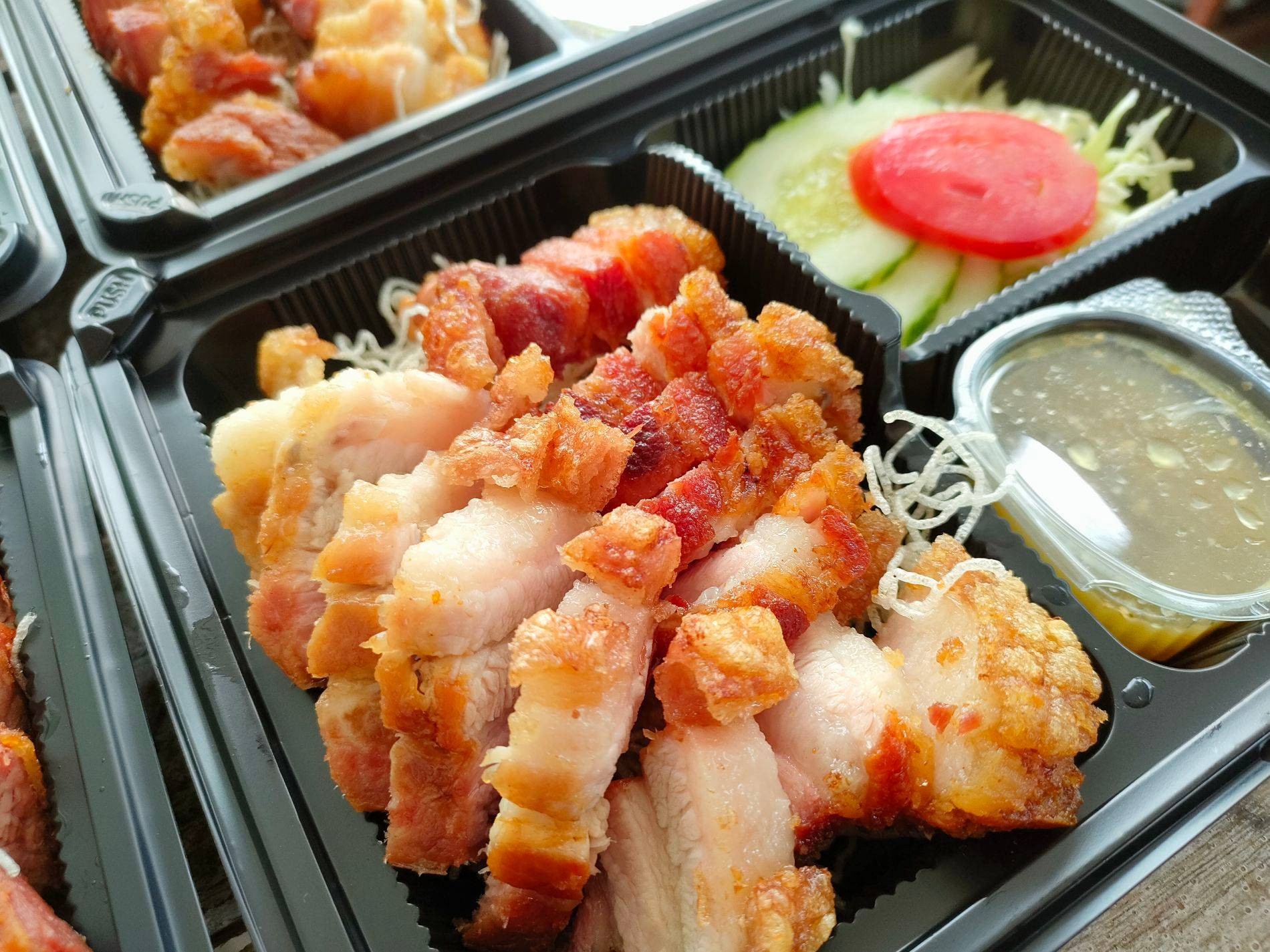หมูกรอบ กับโค๊กซีโร่ • image ร้าน Gen Penguin ปังม้วนเนยสด สาขา46