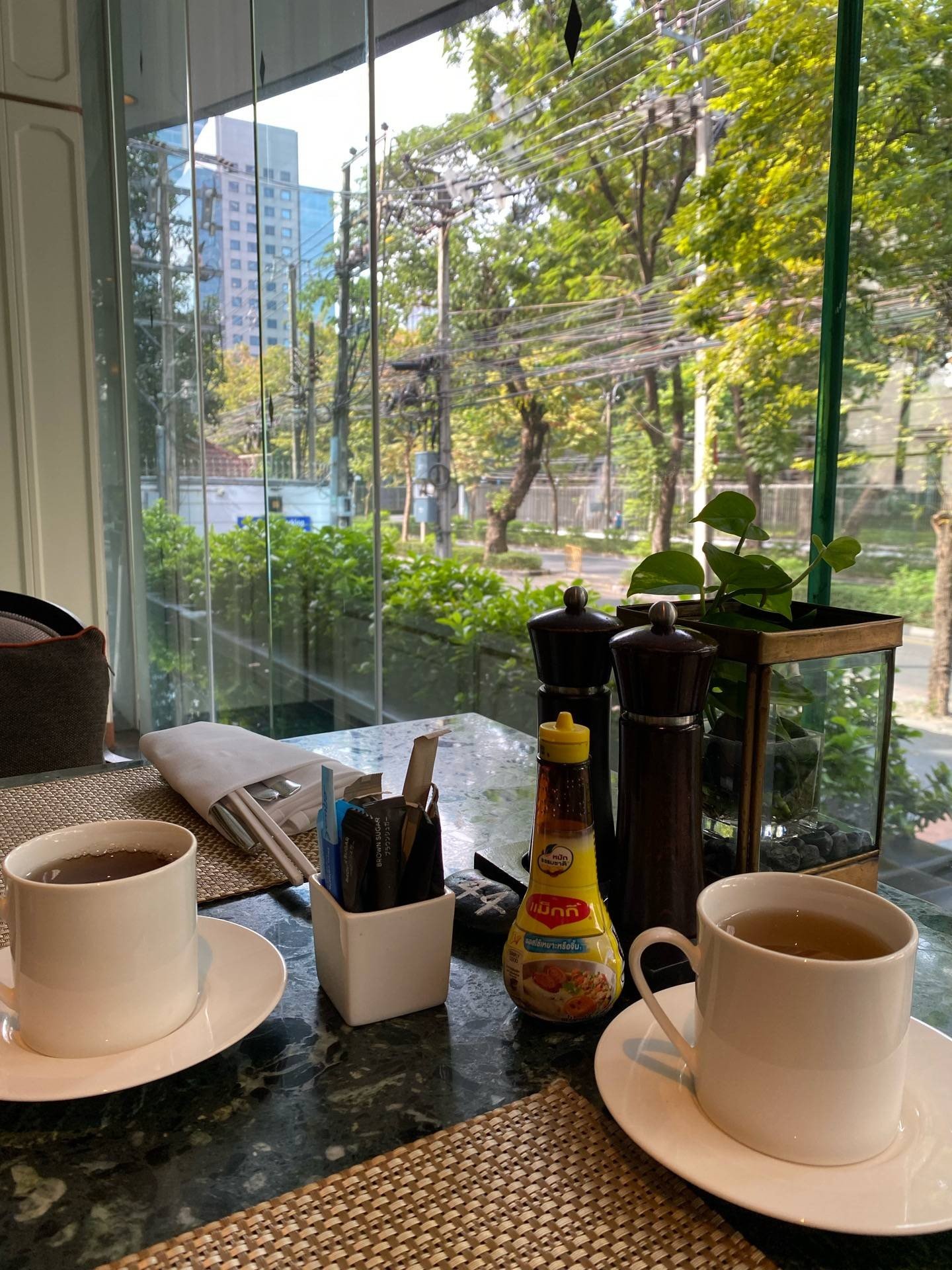 รีวิว Rain Tree Cafe The Athenee Hotel, Bangkok - อาหารอร่อย บรรยากาศดี ...