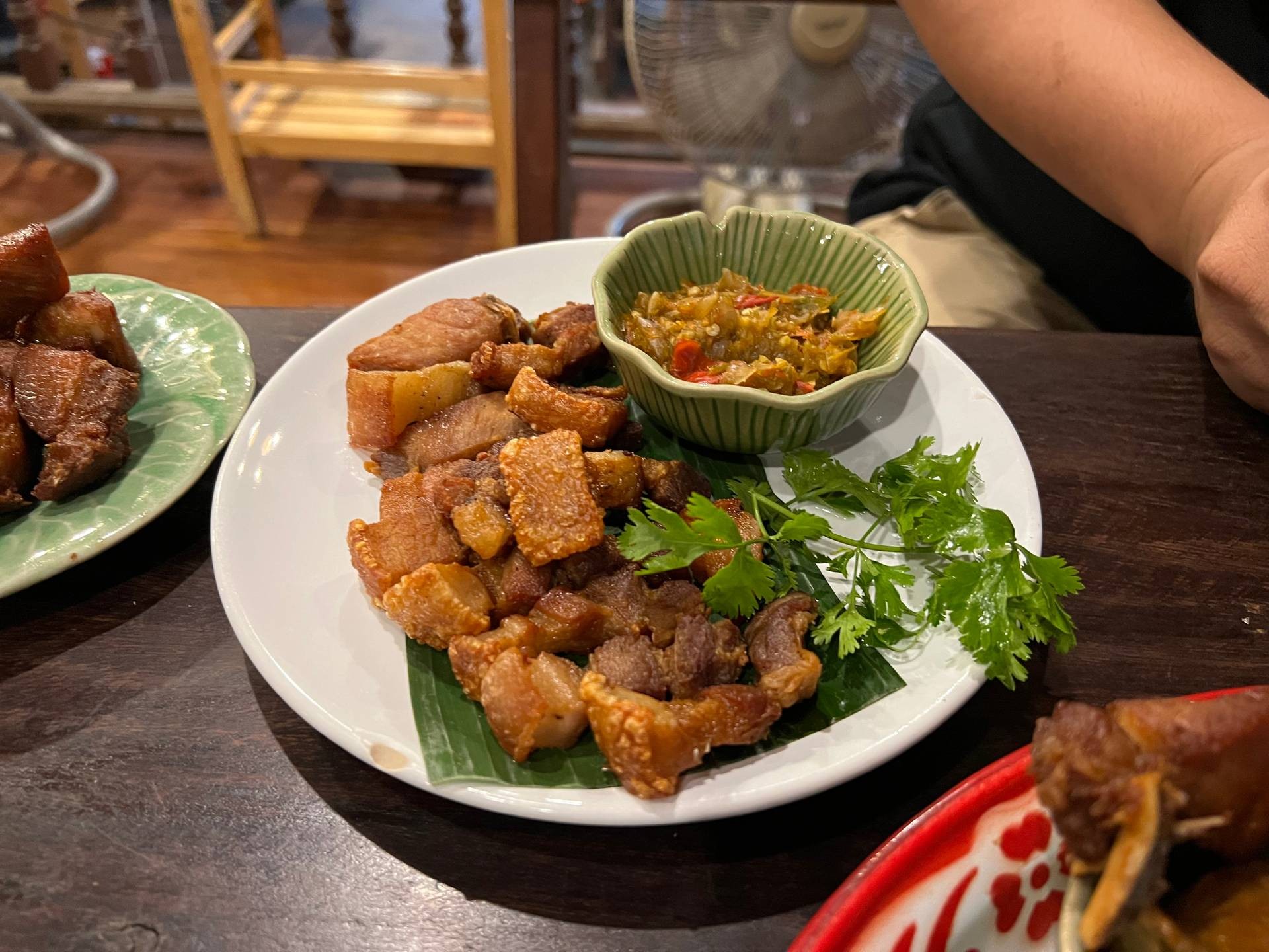 สามชั้น หอมจัง ร้าน เฮือนม่วนใจ๋ Huan Muan Jai