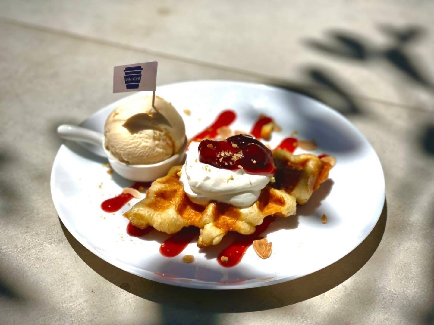 ครอฟเฟิลสตรอว์เบอร์รี่ & ครีม • image ร้าน Vachi U-Thai Ramrit (วาชิอุทัยรามฤทธิ์) Vachi U-Thai ...