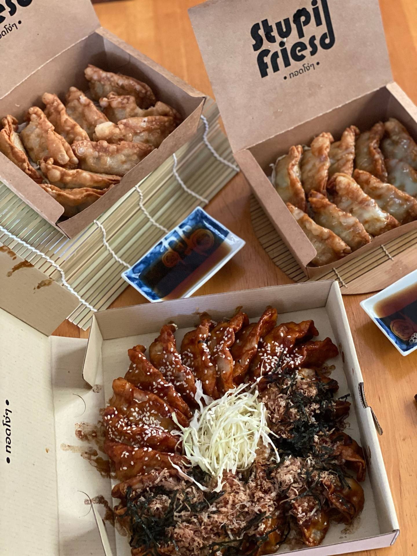 รีวิว Stupid fries สาขา หน้า ม.หอการค้าไทย - เกี๊ยวซ่าทอดกรอบ ชอบซอสยากิ