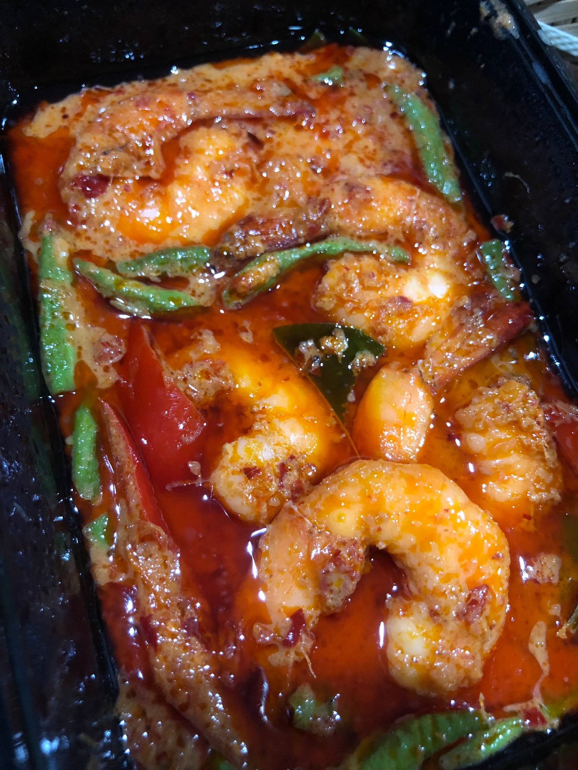 กุ้งผัดพริกแกง • กุ้งผัดพริกแกง(กับข้าว) ราคา 270 บาท ร้าน ระเบียงบัง