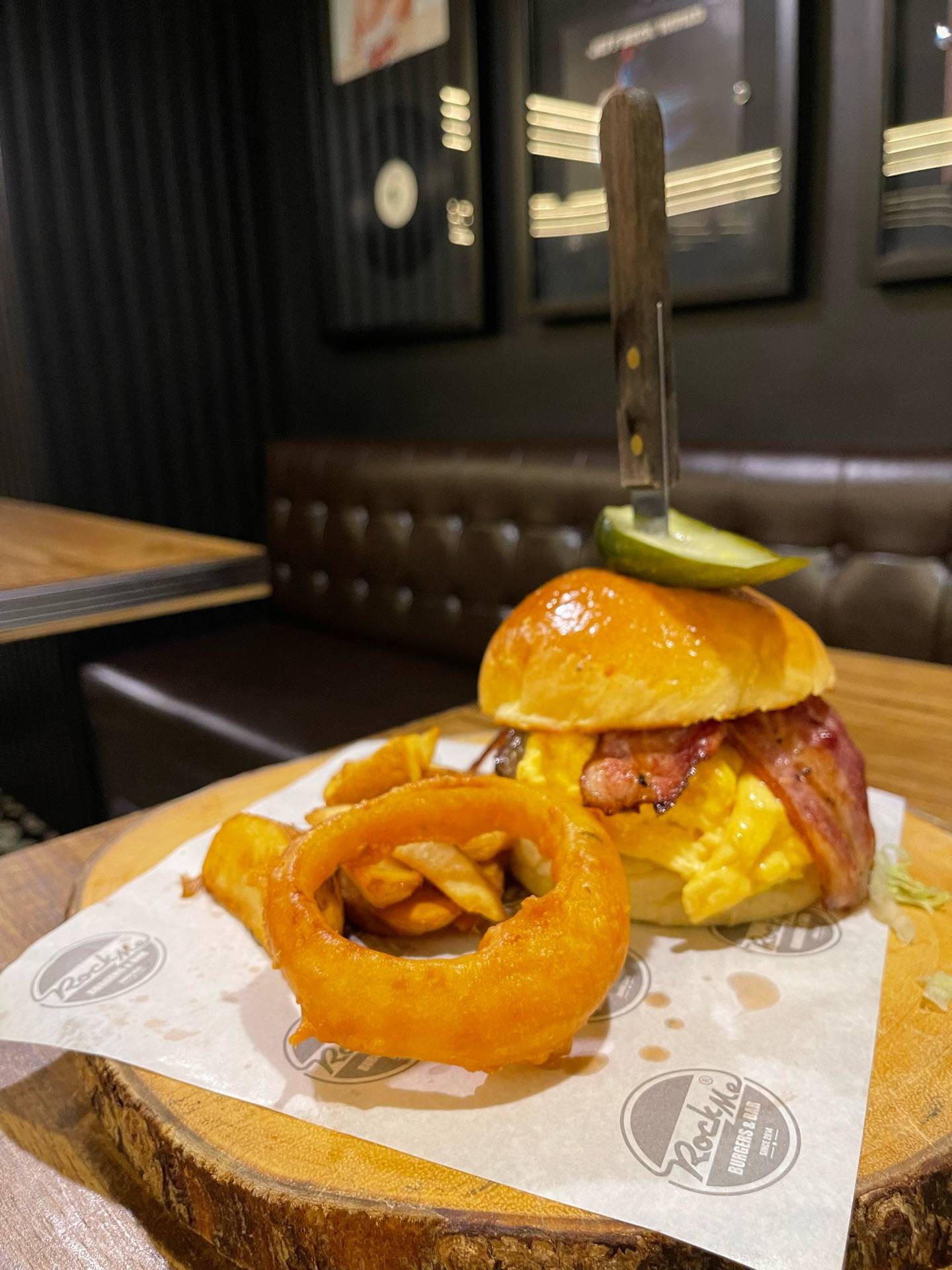 รีวิว Rock Me Burgers & Bar ลอยเคราะห์ - รสชาติดี ชิ้นใหญ่มากกกค่า ส่วน ...