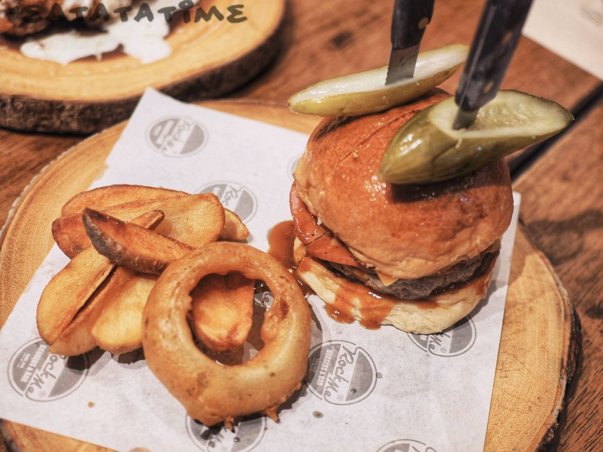 Rock Aloha ร้าน Rock Me Burger & Bar นิมมานเหมินท์