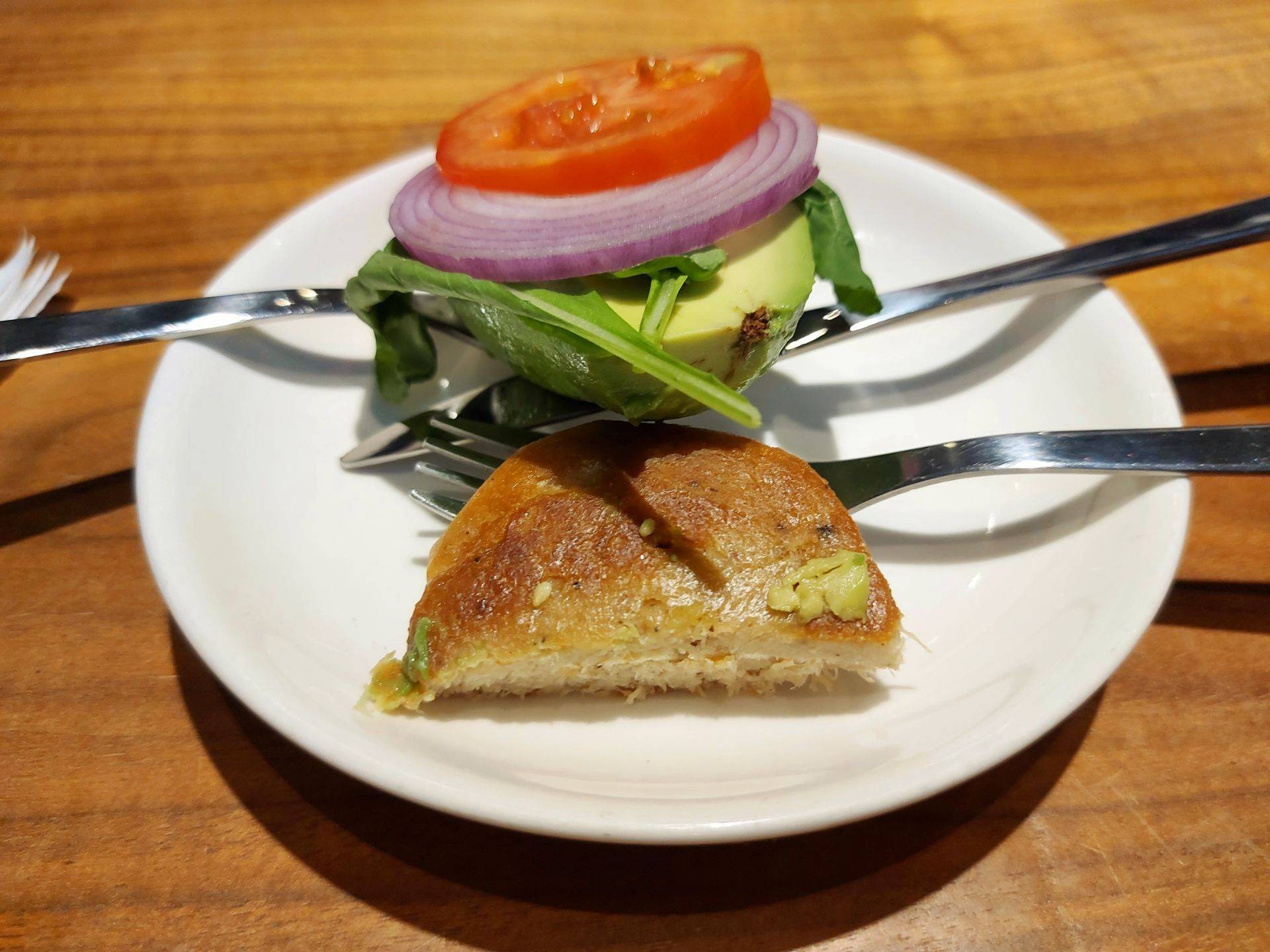 อะโวเบอร์เกอร์ (เนื้อจากพืช) ร้าน The Hass Bistro สุขุมวิท 49 - Wongnai