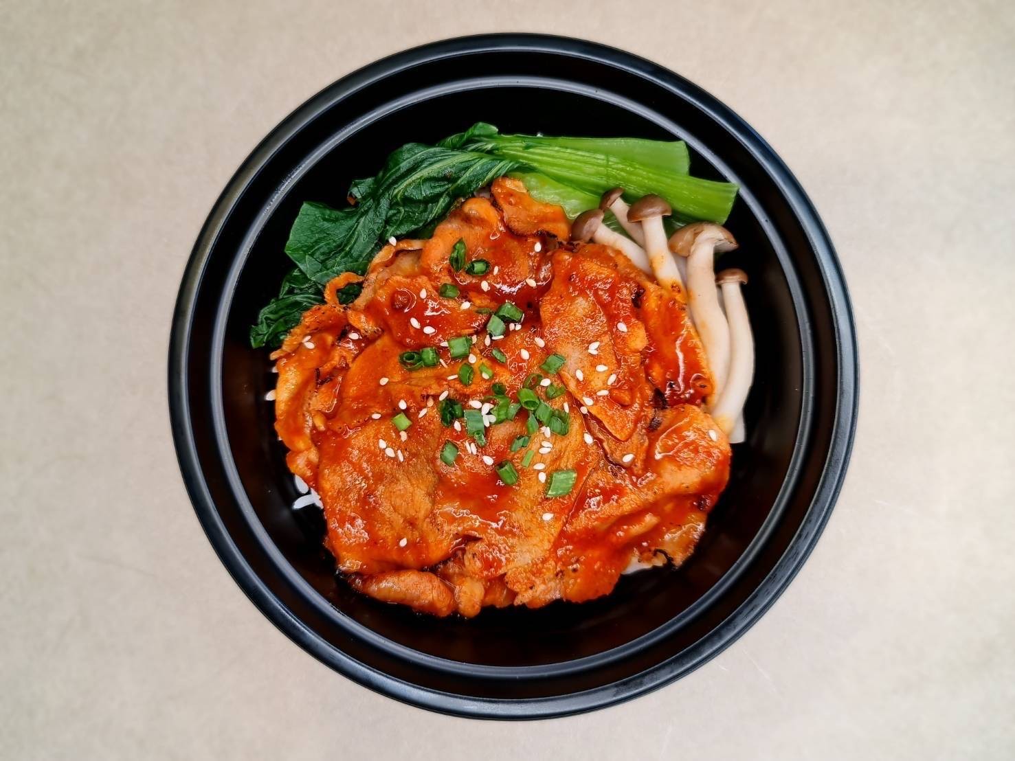 ข้าวหน้าสันคอหมูสไลด์พ่นไฟ ซอส chilli bomb • image ร้าน ชาบูบอมบ์ ตลาด ...