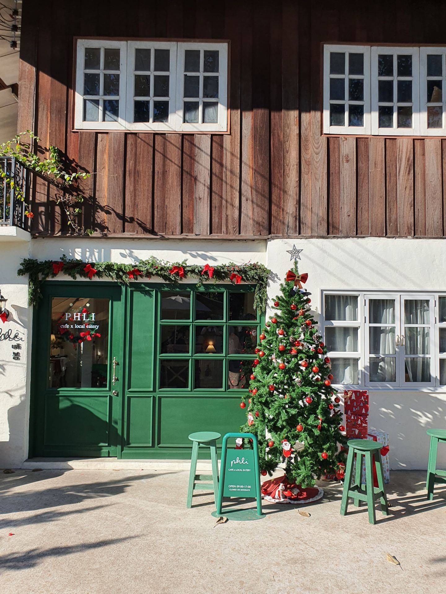 รีวิว ผลิ : phli cafe x khaosoi - ใครมาก็ต้องมาถ่ายรูปกับประตูหน้าบ้าน ...