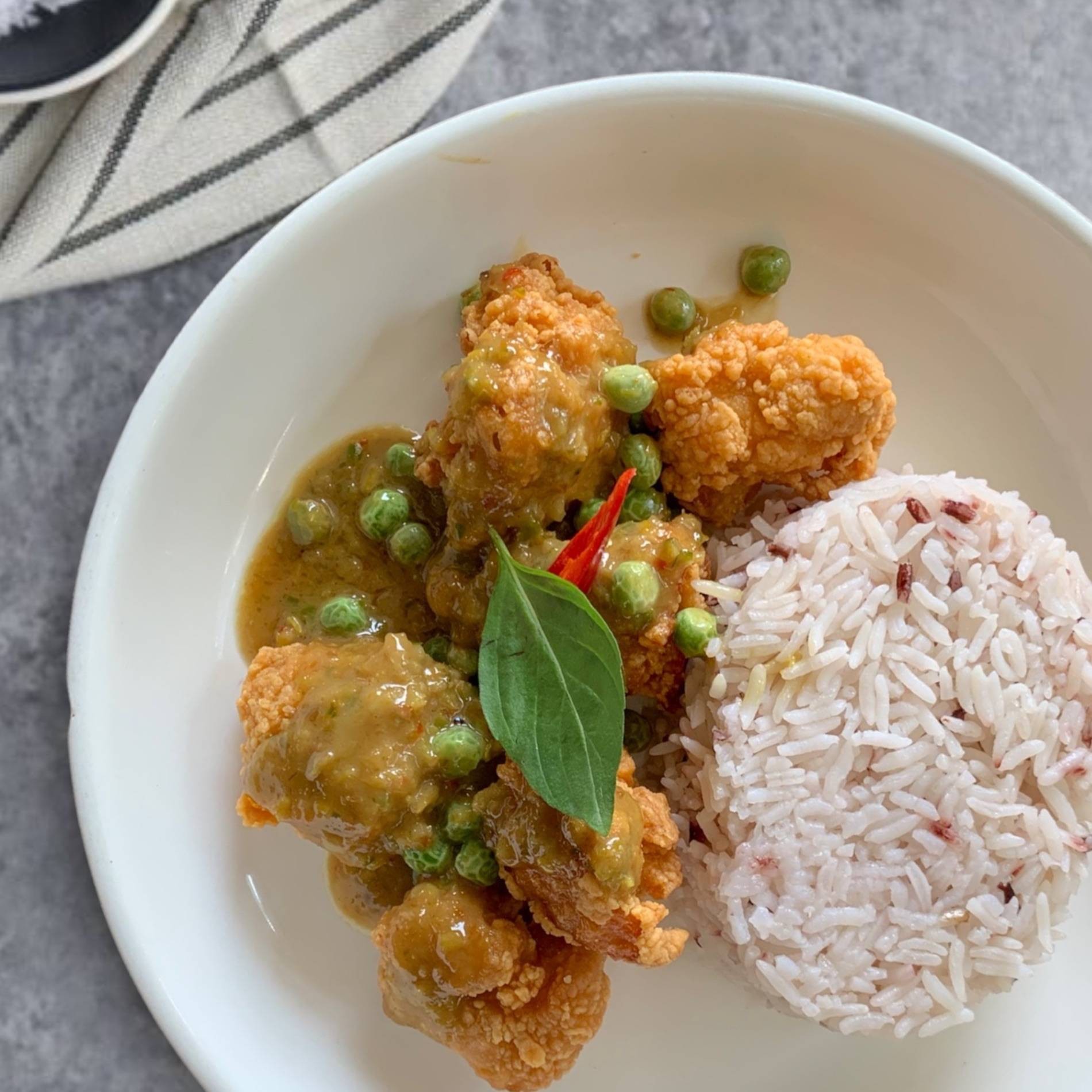 ข้าวราดซอสเขียวหวาน ไก่กรอบ • image ร้าน KOGUMA M cafe นครปฐม - Wongnai