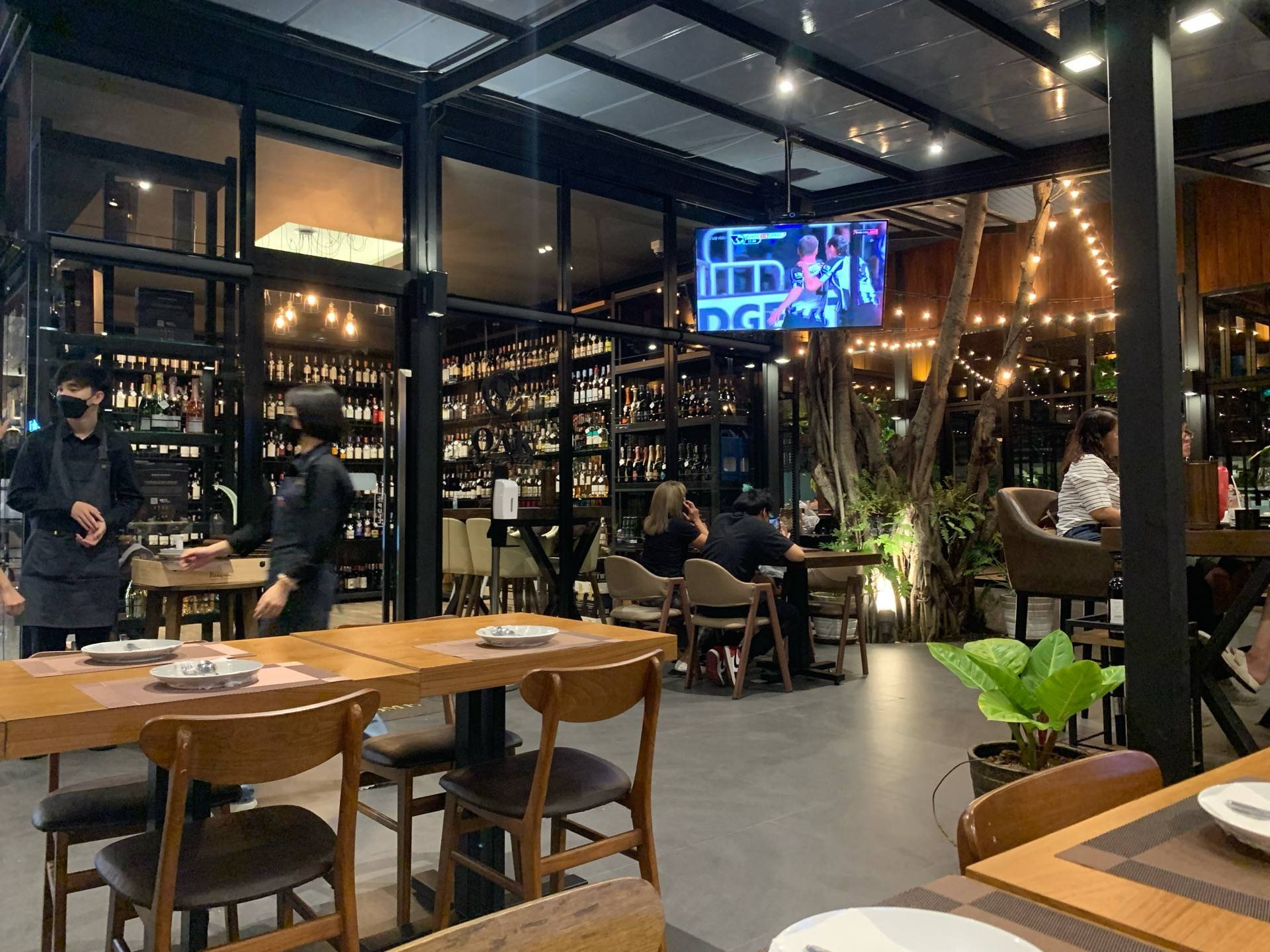 รีวิว Oak Wine Steak @Sena18 - ไวน์ราคาดี บรรยากาศดี มีดนตรี