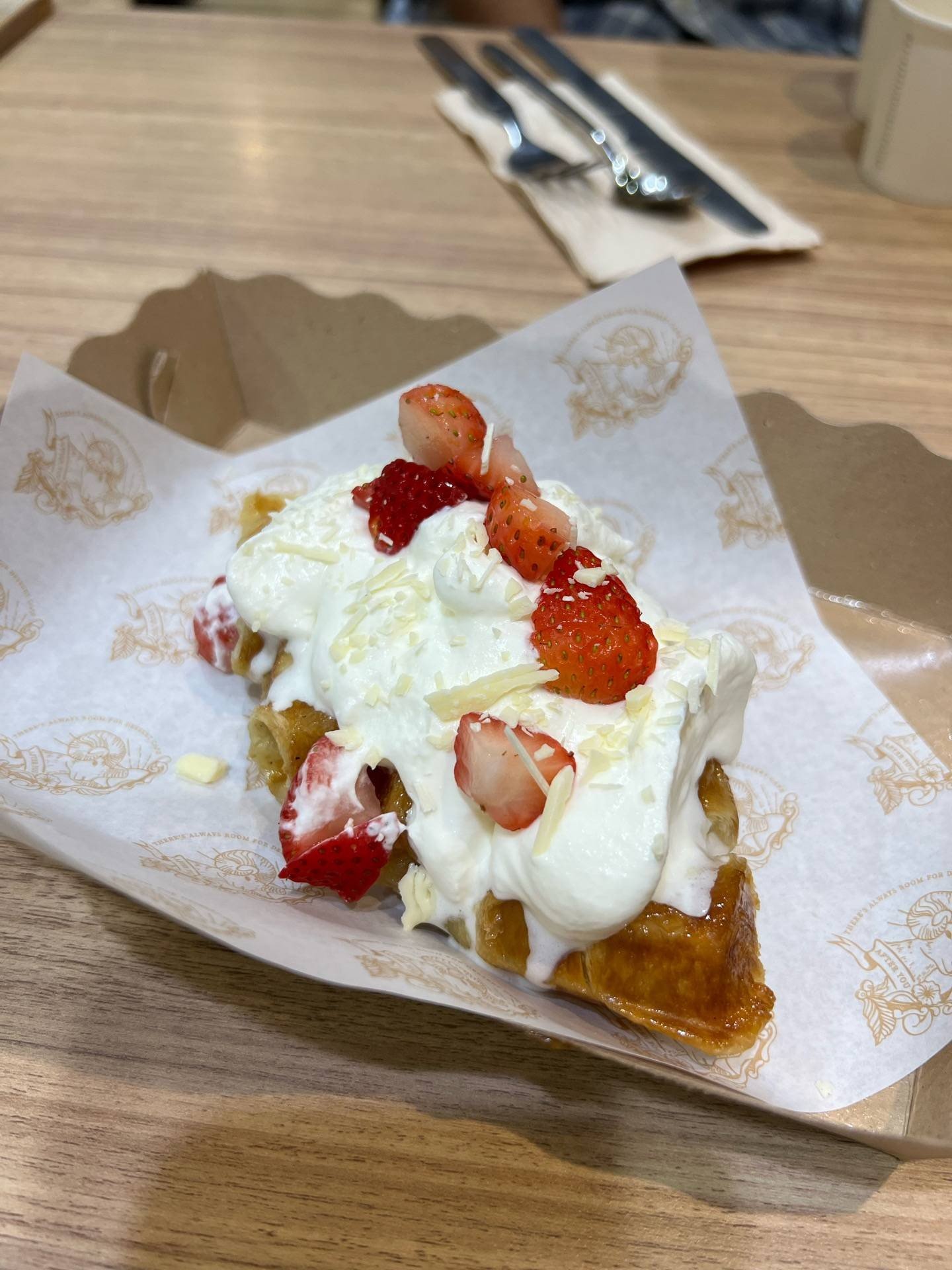 Croffle cream strawberry ร้าน After You Dessert Café เซ็นทรัลลาดพร้าว