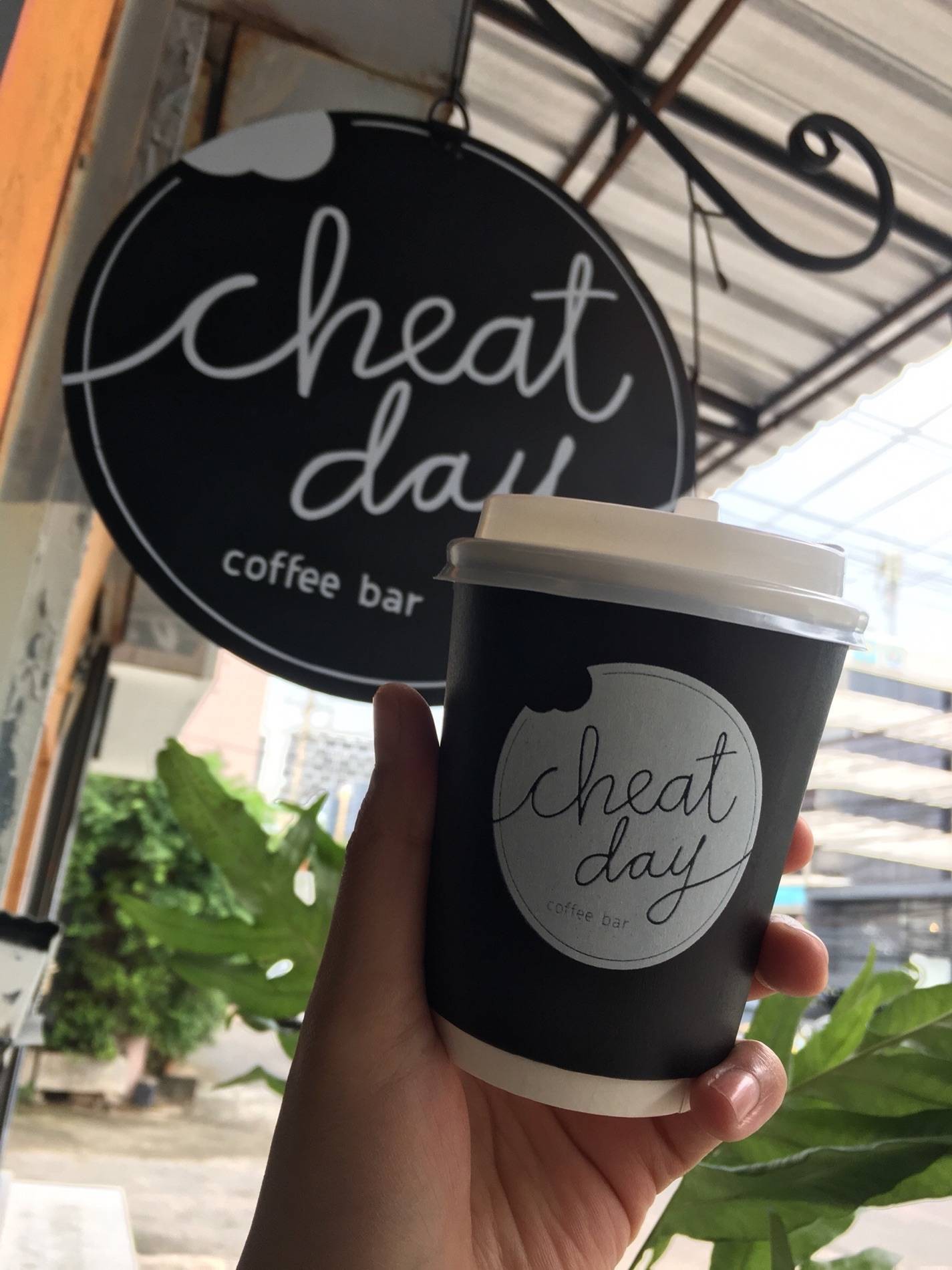 ร้าน Cheat day coffee bar(สาขาศรีนครินทร์) Cheat day coffee bar (สาขา ...