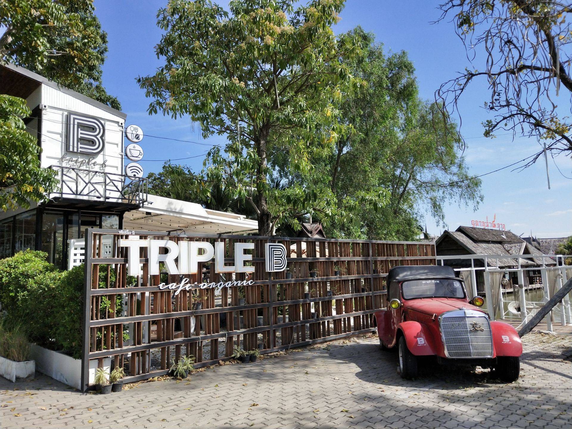 รีวิว Triple B Cafe - บรรยากาศน่านั่ง มุมถ่ายรูปเยอะ เหมาะสำหรับคนใจเย็น