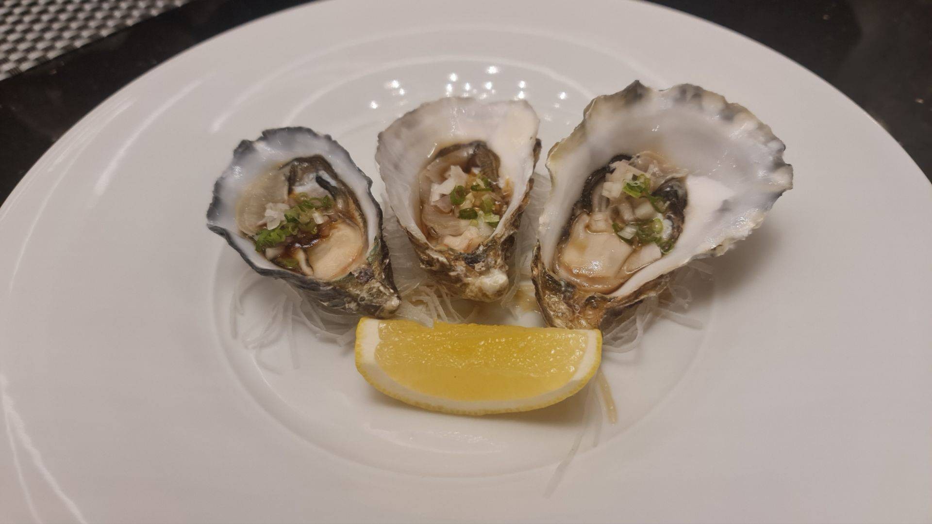 Trois Hultres Gillardeau ร้าน CUT Raw & Grilled และ Chez Miline