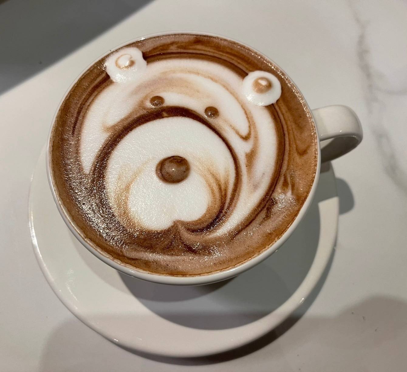 รีวิว The Mona Bar and Restaurant - สวยงาม