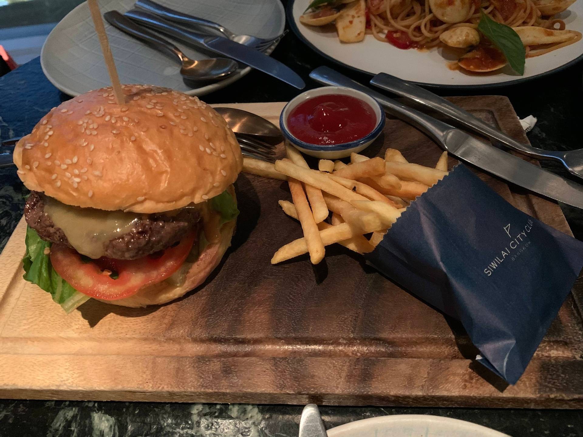 Double’n Cheese Burger ร้าน SIWILAI CITY CLUB Central Embassy