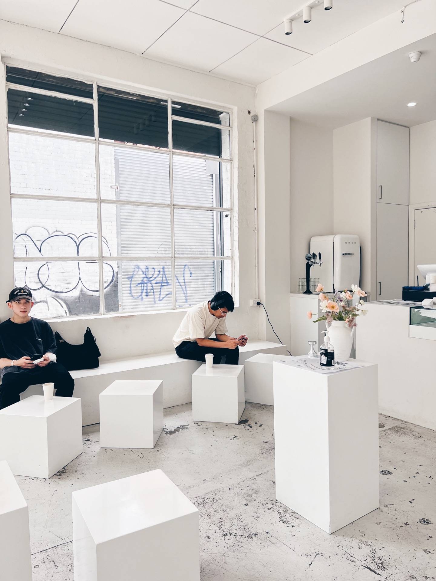 รีวิว INI Studio - ร้านสวยสว่าง บาริสต้าหล่อใจดี กาแฟขนมอร่อยหมด