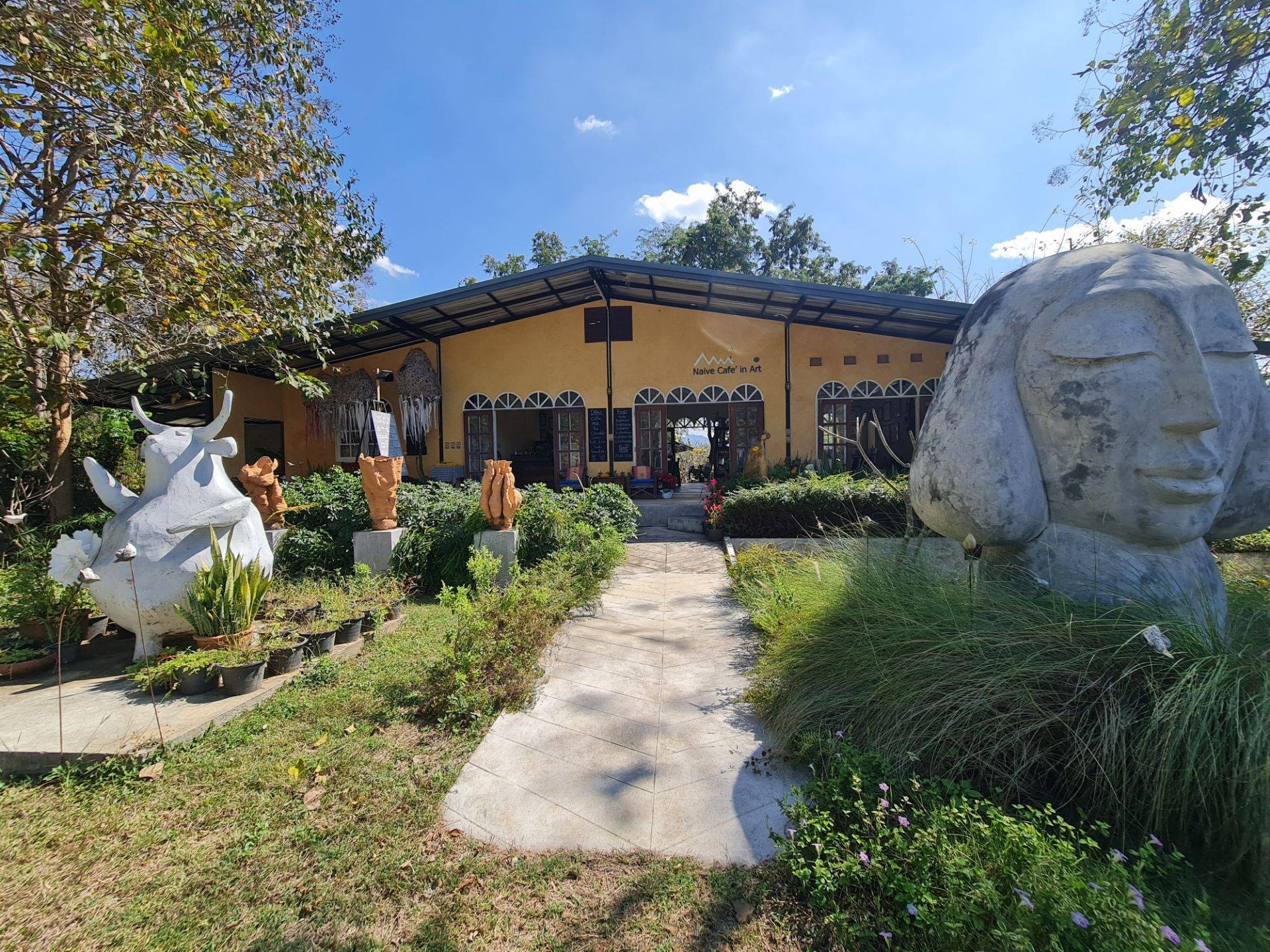 รีวิว Naive Cafe’ In Art - ร้านกาแฟบรรยากาศสบายๆ ที่แม่ออน