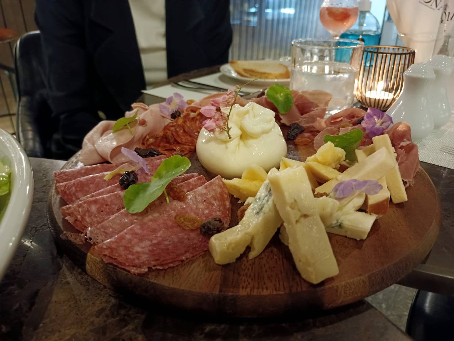 รีวิว The Mona Bar and Restaurant - Recommended restaurant !! - Wongnai