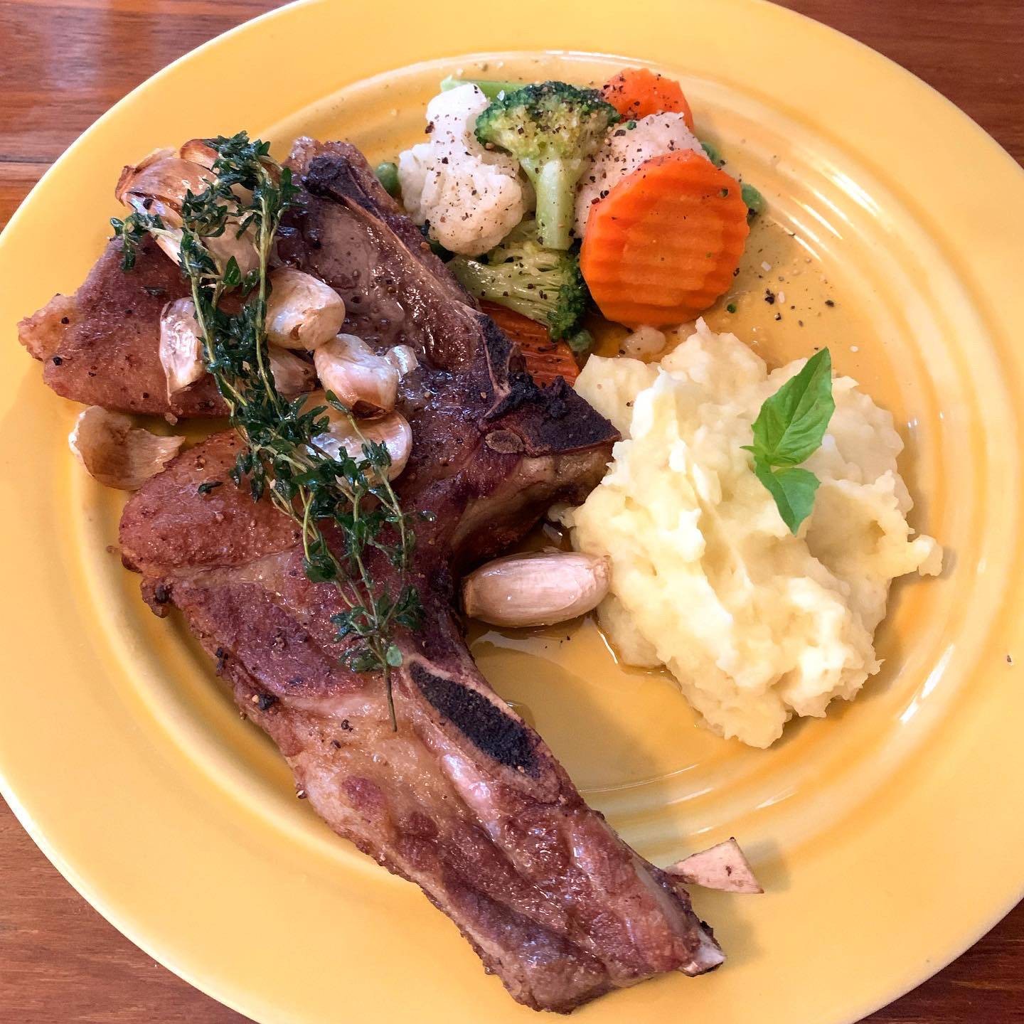 พอร์คชอป ร้าน Smith & Rabbit