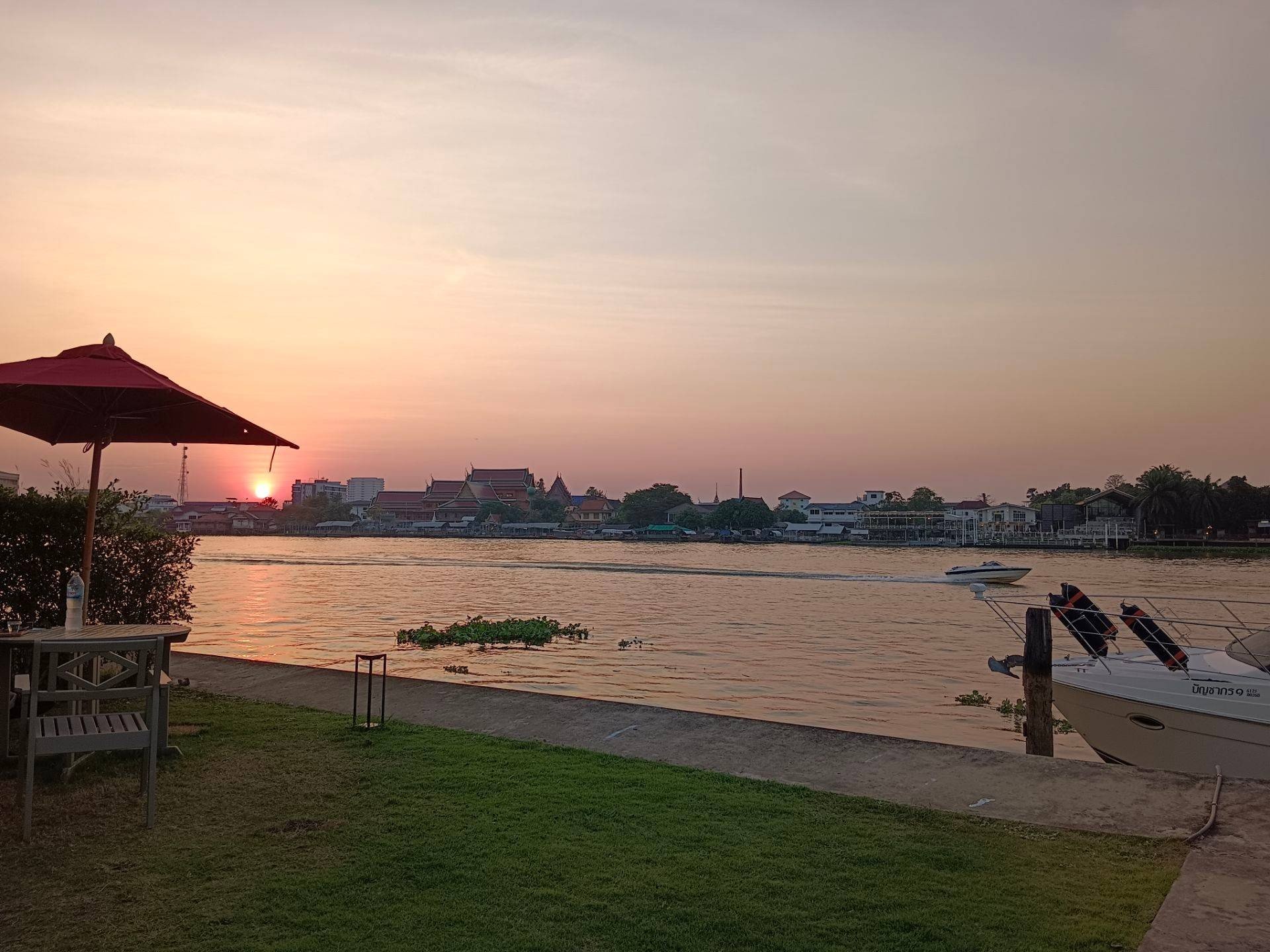 รีวิว Quayside Cafe And Eatery - ร้านอาหารริมน้ำ บรรยากาศดี