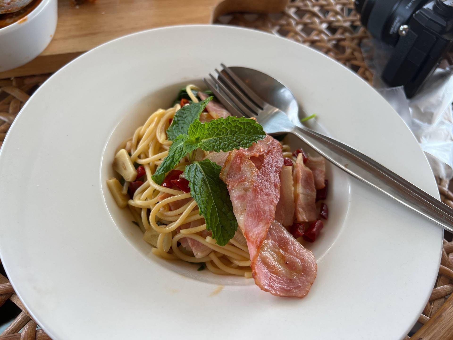 รีวิว Fat Submarine Cafe - มุมถ่ายรูปเยอะ สวย