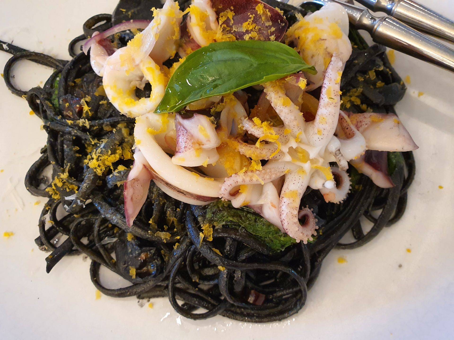 Linguine Squidink with fresh squid and cured egg yolk • เส้นดี-มีความ ...