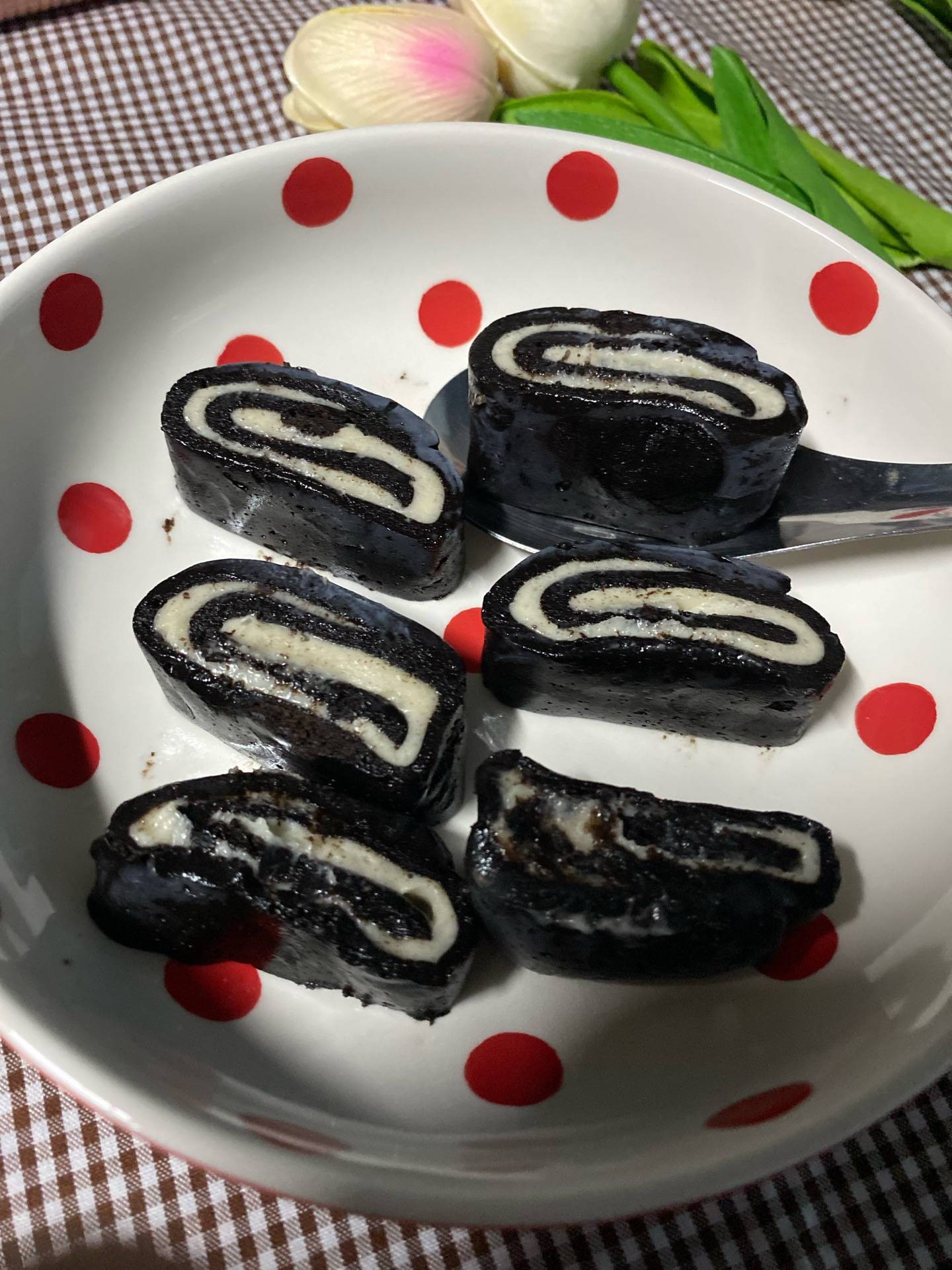 สูตร โรโอรีโอ้ Oreo Roll พร้อมวิธีทำโดย kasma - Wongnai Cooking