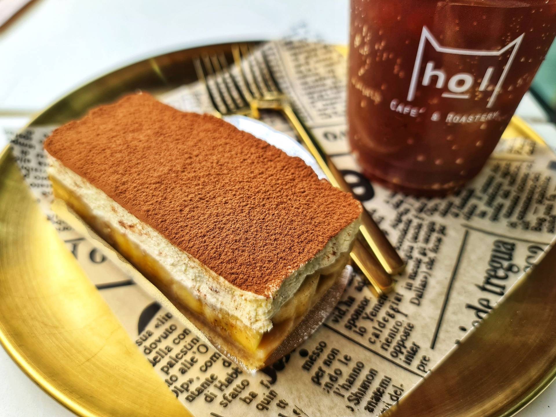 รีวิว Hol_Cafe - กาแฟอร่อย เค้กไม่หวานมาก แต่ร้านค่อนข้างลึกค่ะ
