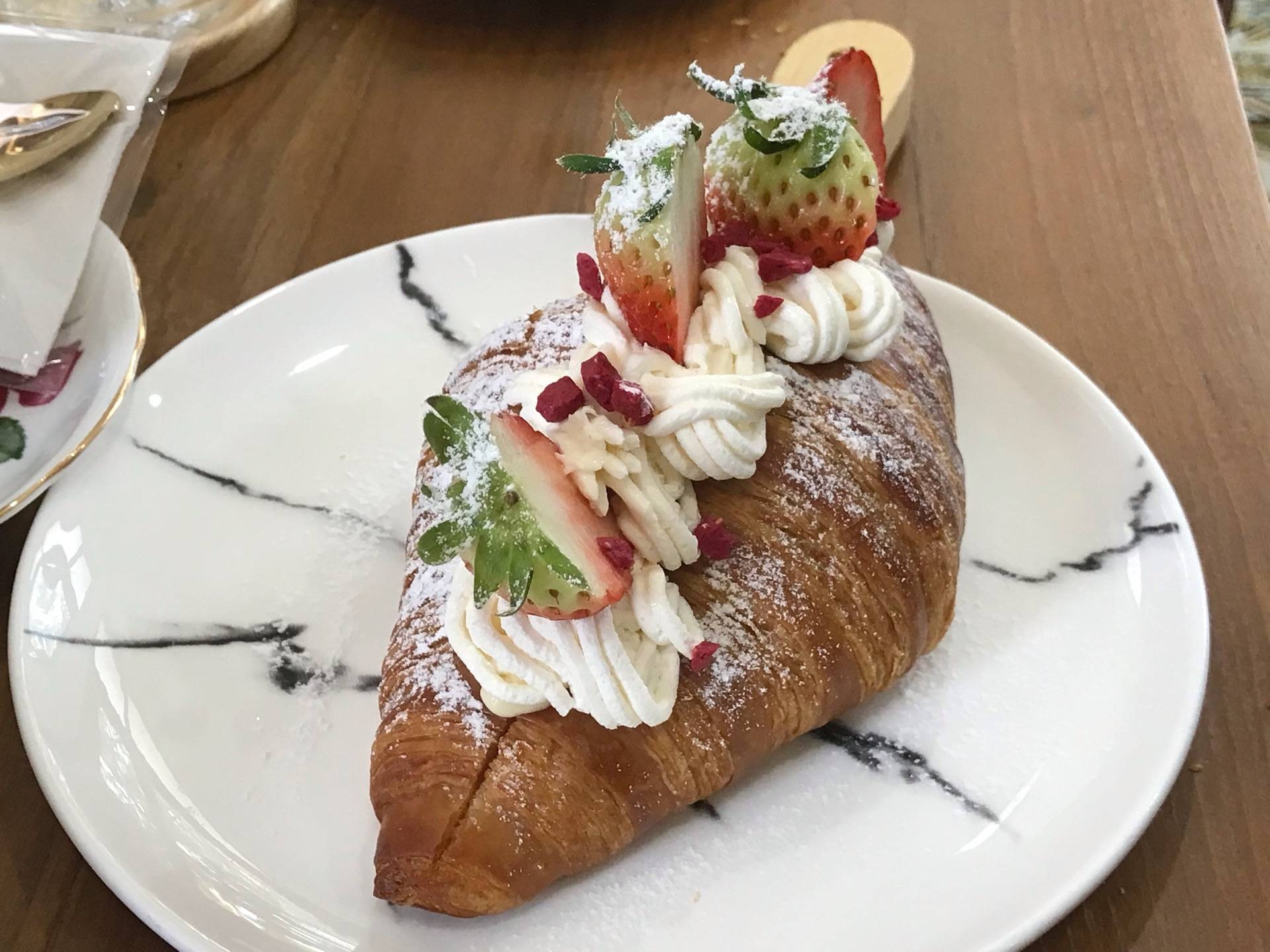 รีวิว Sriyan Tearoom - ครัวซองต์อร่อย