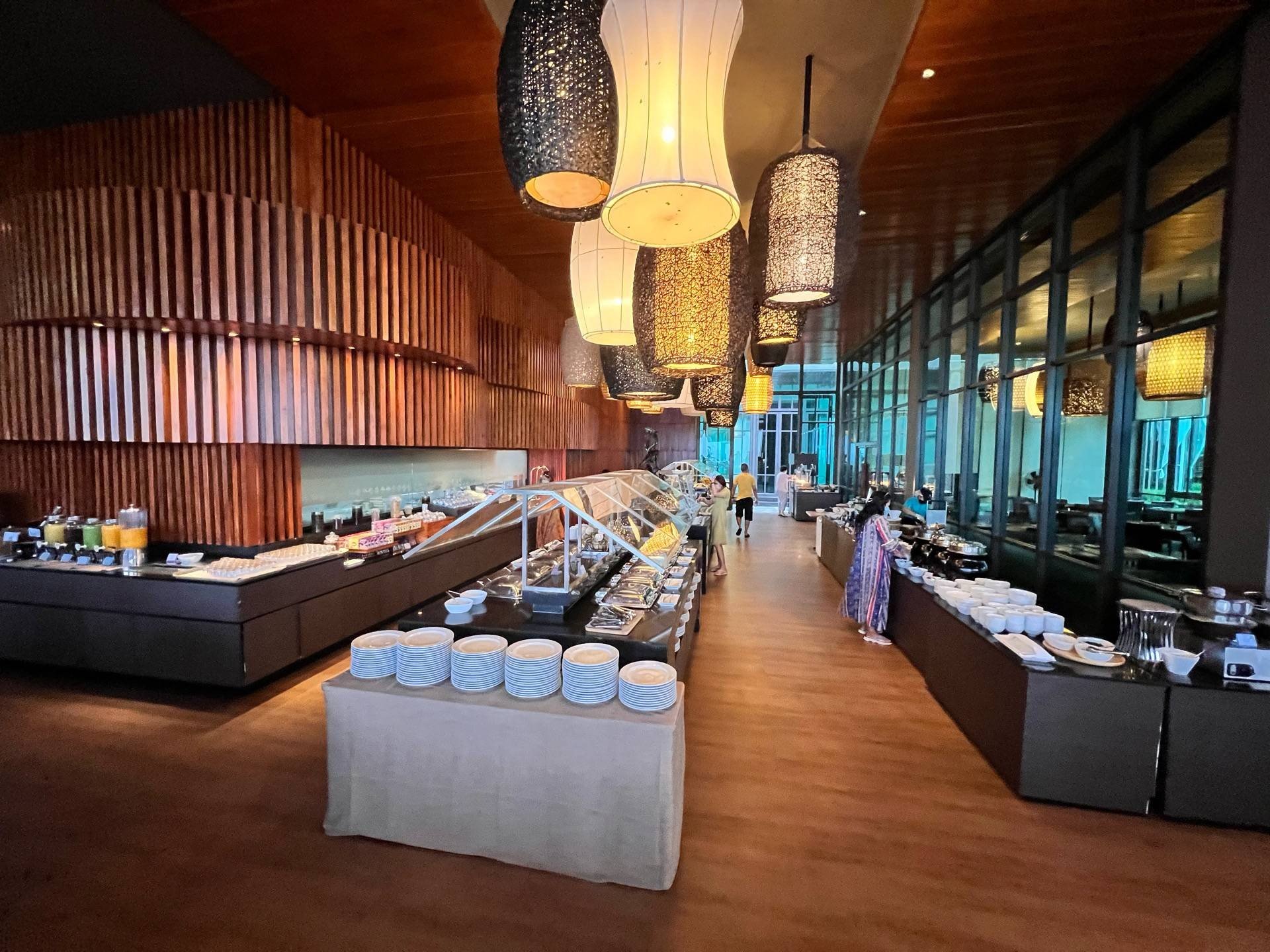 บุฟเฟ่ต์อาหารเช้า ร้าน Radius Restaurant at Cape Dara Resort