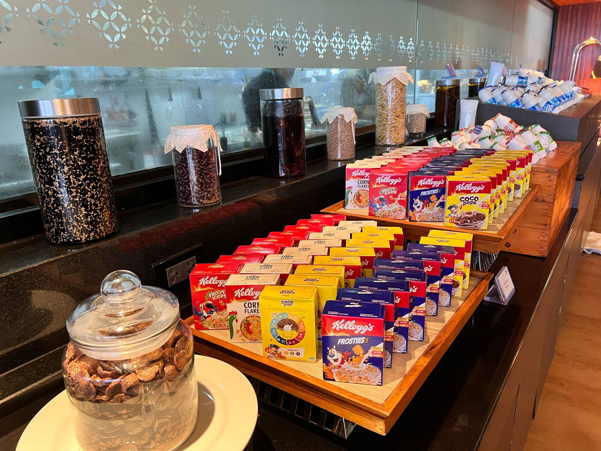 บุฟเฟ่ต์อาหารเช้า ร้าน Radius Restaurant at Cape Dara Resort