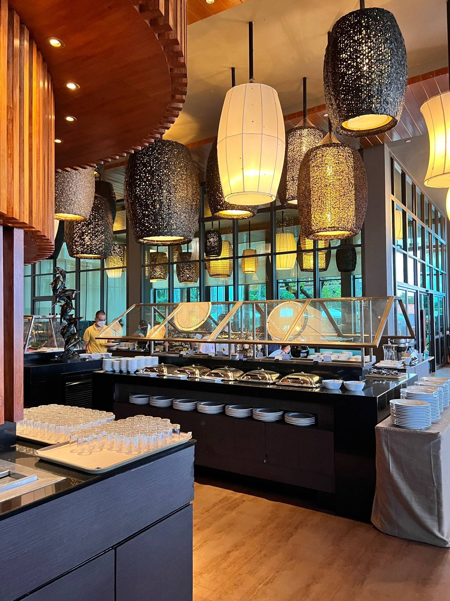 บุฟเฟ่ต์อาหารเช้า ร้าน Radius Restaurant at Cape Dara Resort