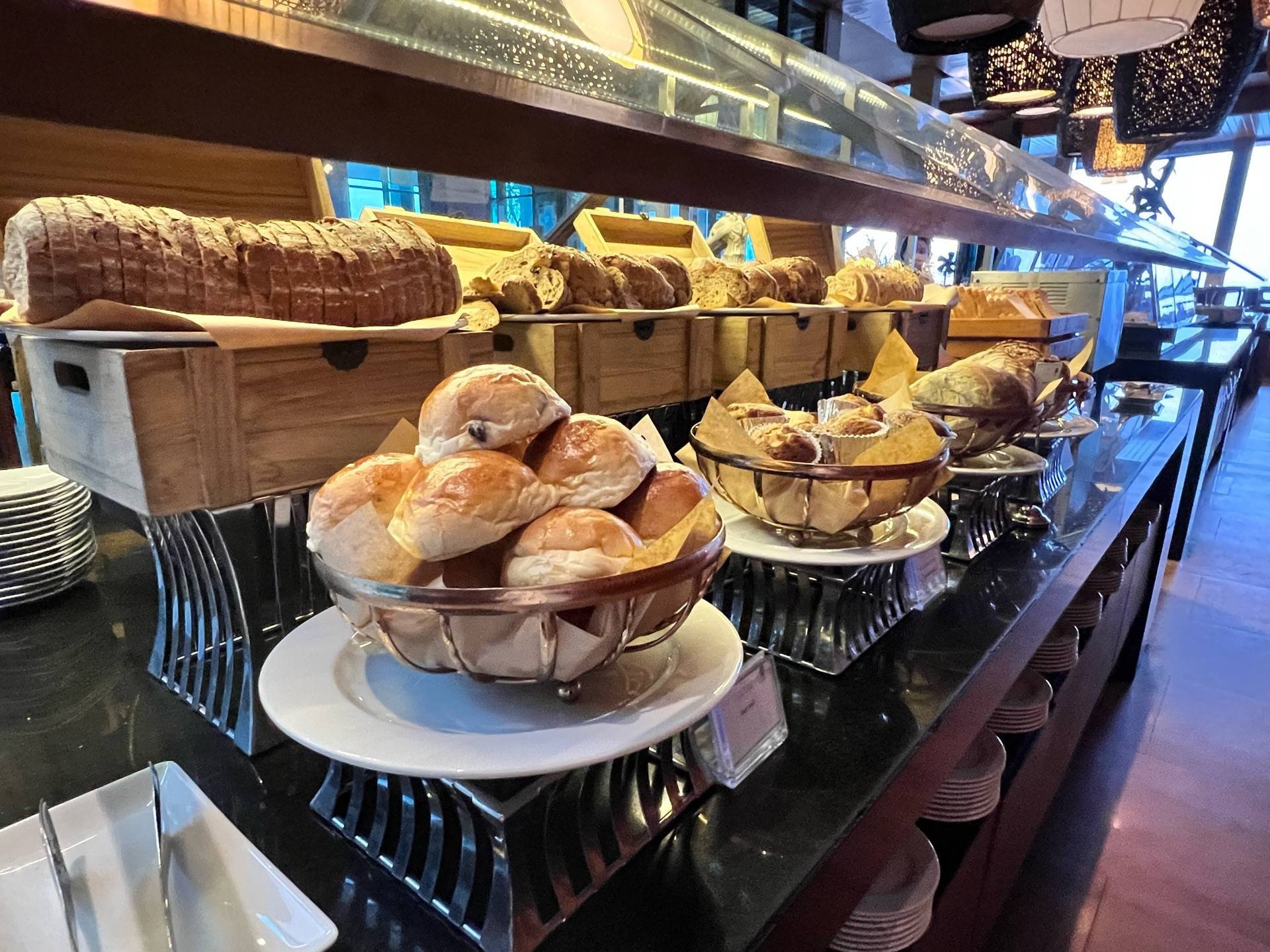 บุฟเฟ่ต์อาหารเช้า ร้าน Radius Restaurant at Cape Dara Resort