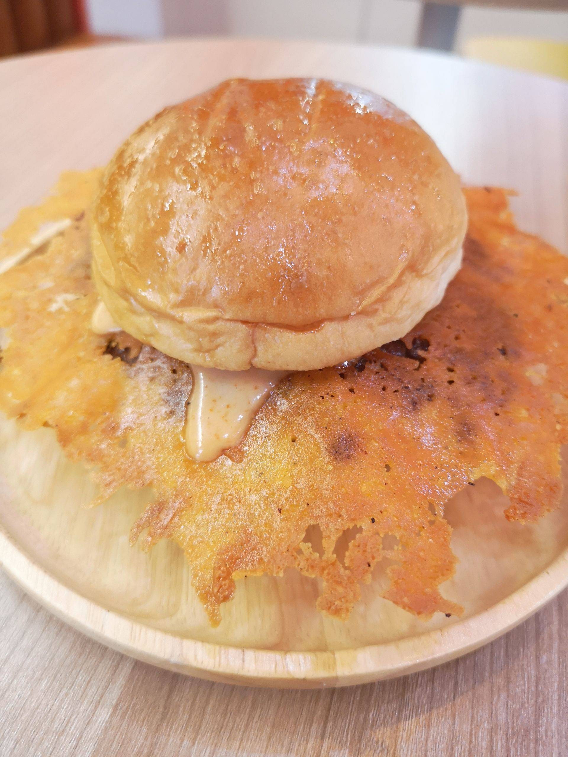 Crusty Blondy (beef) ร้าน Smizzle Burger สุขุมวิท 26