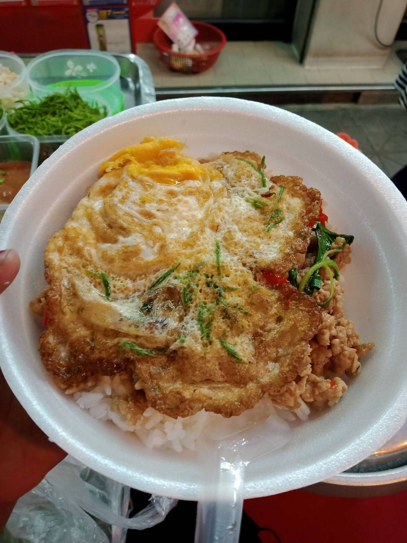 คุณอายข้าวไข่เจียวทรงเครื่องข้าวกระเพราหมูสับไข่ดาว สั่งอาหารเดลิเวอ