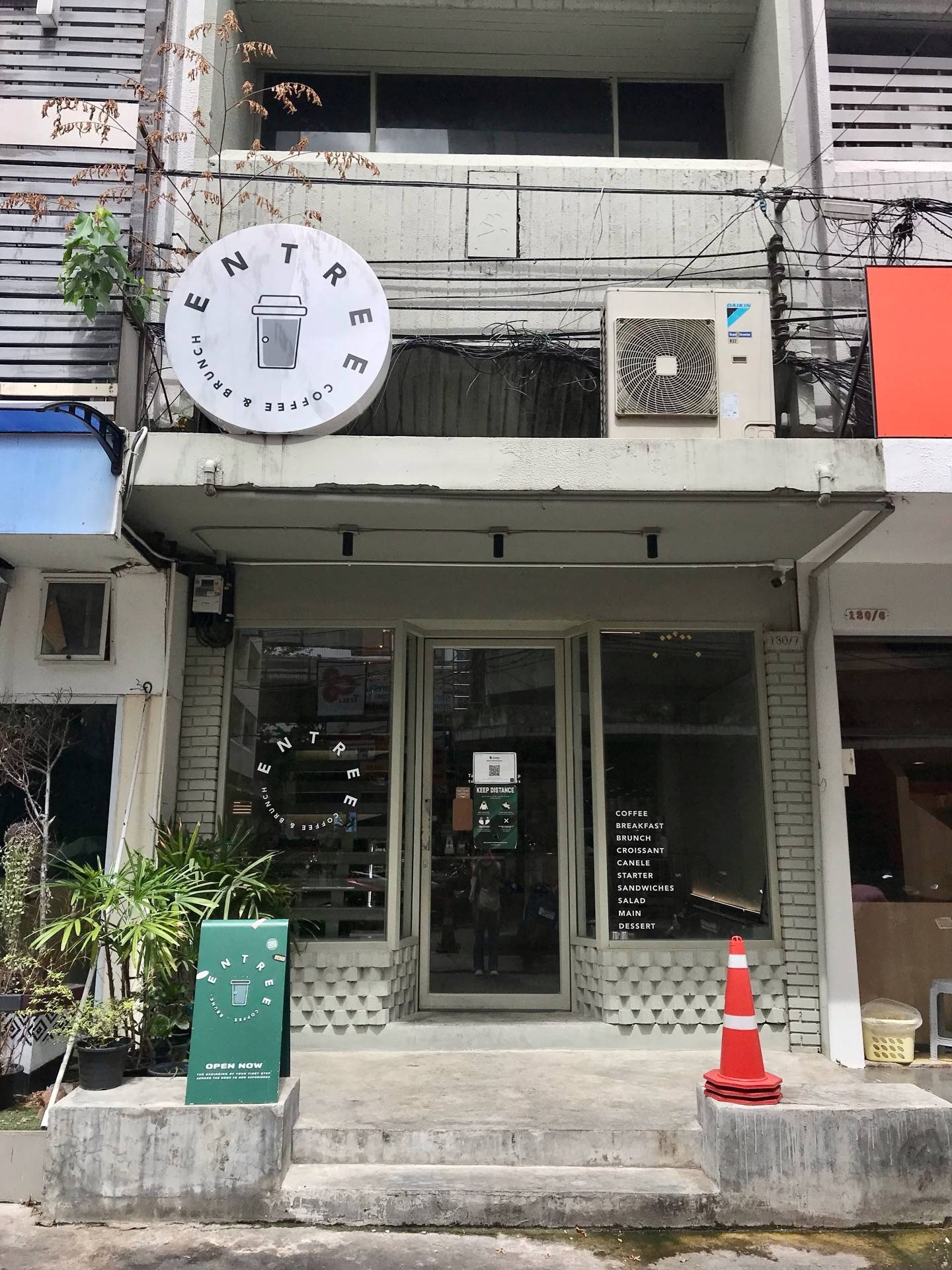 รีวิว Entree Coffee & Brunch - คาเฟ่น่ารักแบบเท่ๆ 🤎