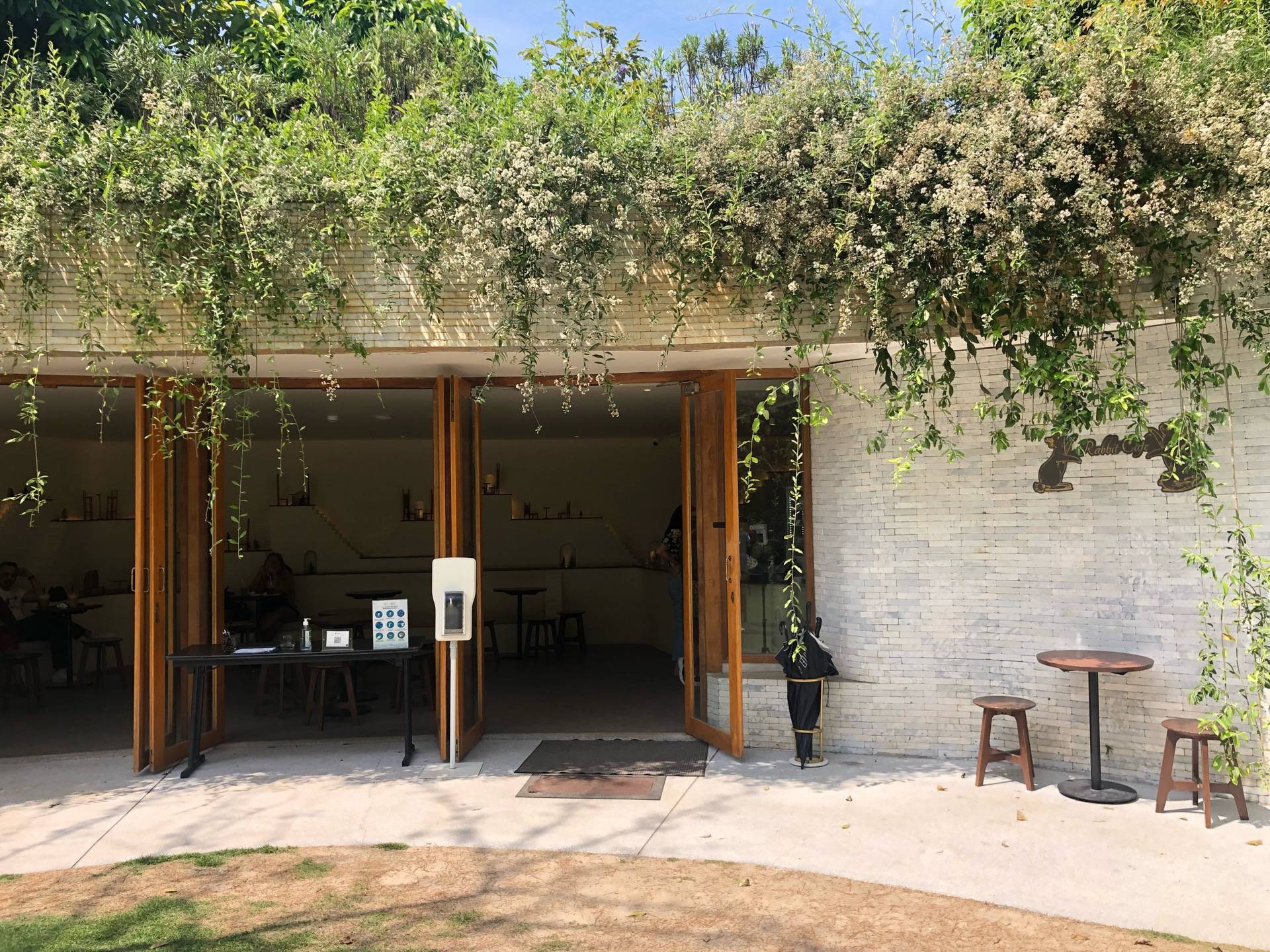 รีวิว Rabbit Cafe by Hotel Labaris - กาแฟกระต่ายกับเก้าอี้มินิของเขา ...