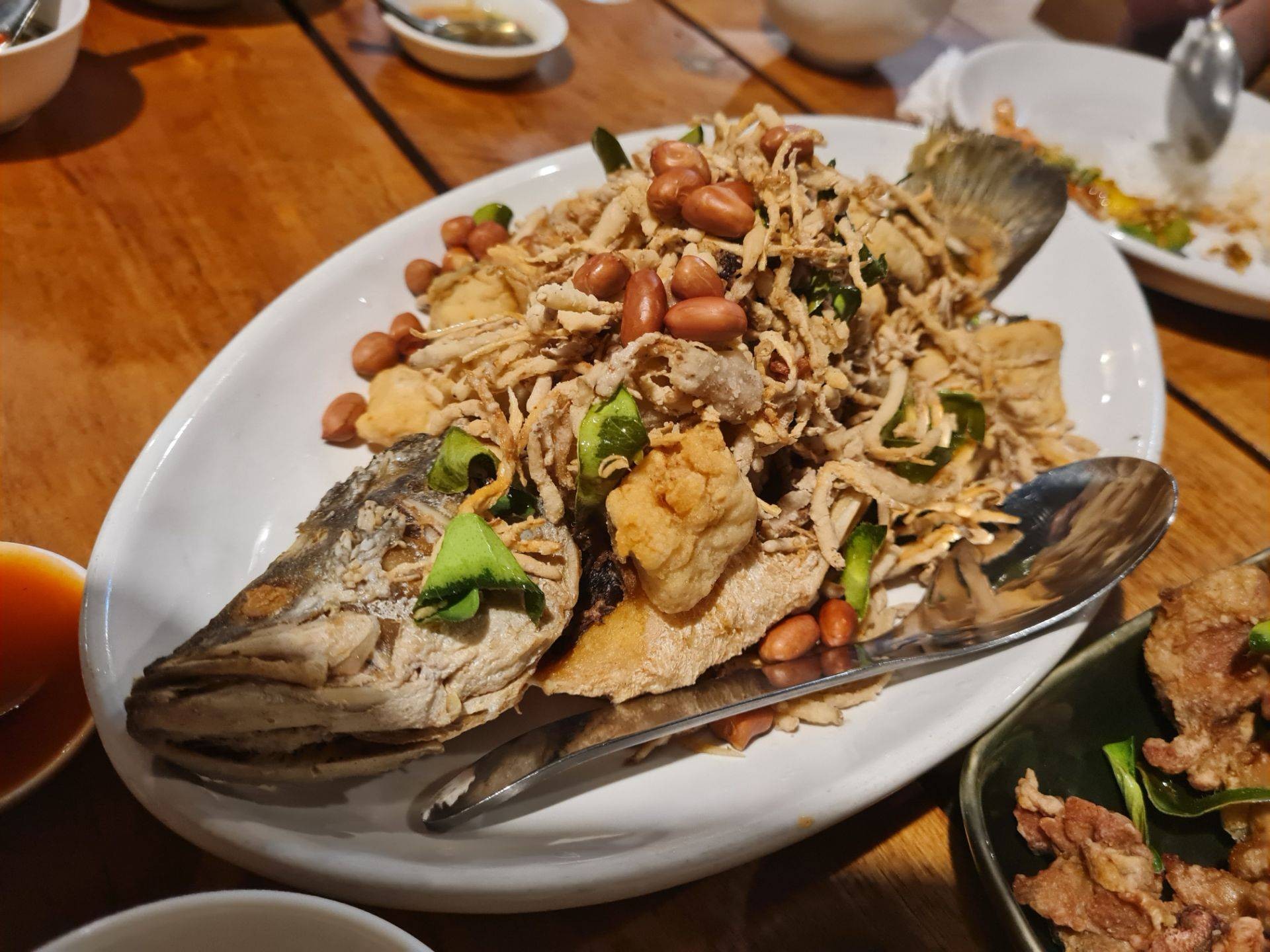 ปลากระพงล้นจาน ร้าน เรือนน้ำอลิษา