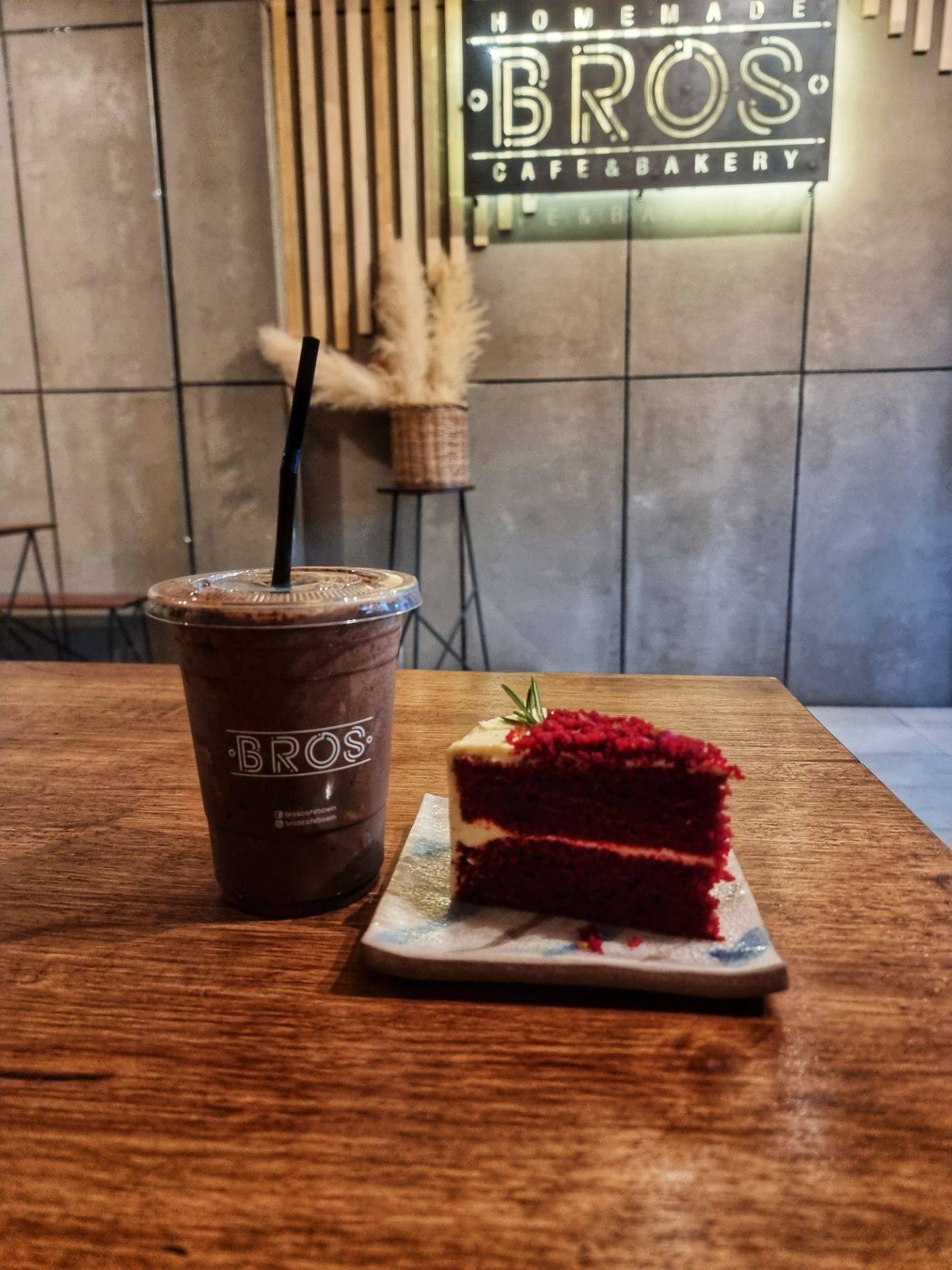 รีวิว Bros Cafe Sriracha - เค้กอร่อย โกโก้เย็นเข้มข้น - Wongnai