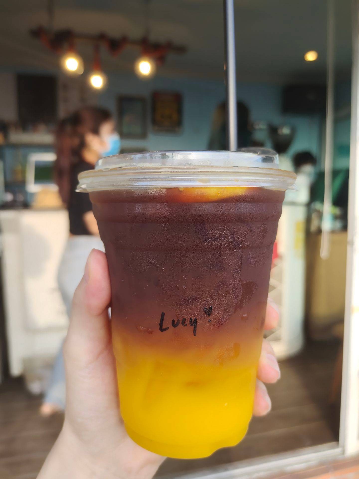 รีวิว Lucy Street Coffee หาดวอนบางแสน - อเมริกาโน่ส้มอร่อย แต่คนเยอะไปหน่อย