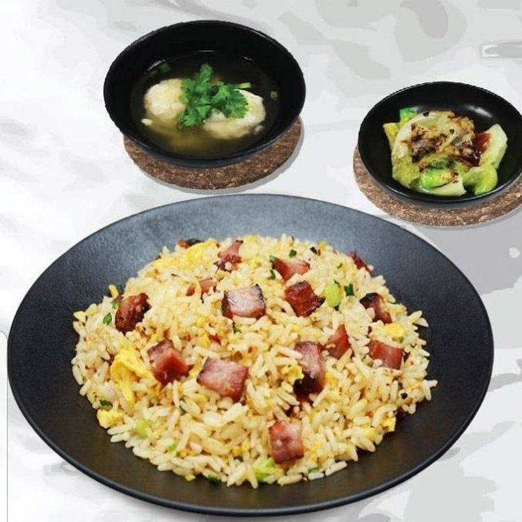 Set E ข้าวผัดหมูแดง+เกี๊ยวน้ำ+ผักกาดแก้ว • image ร้าน Char Siu Man ราชดำริ