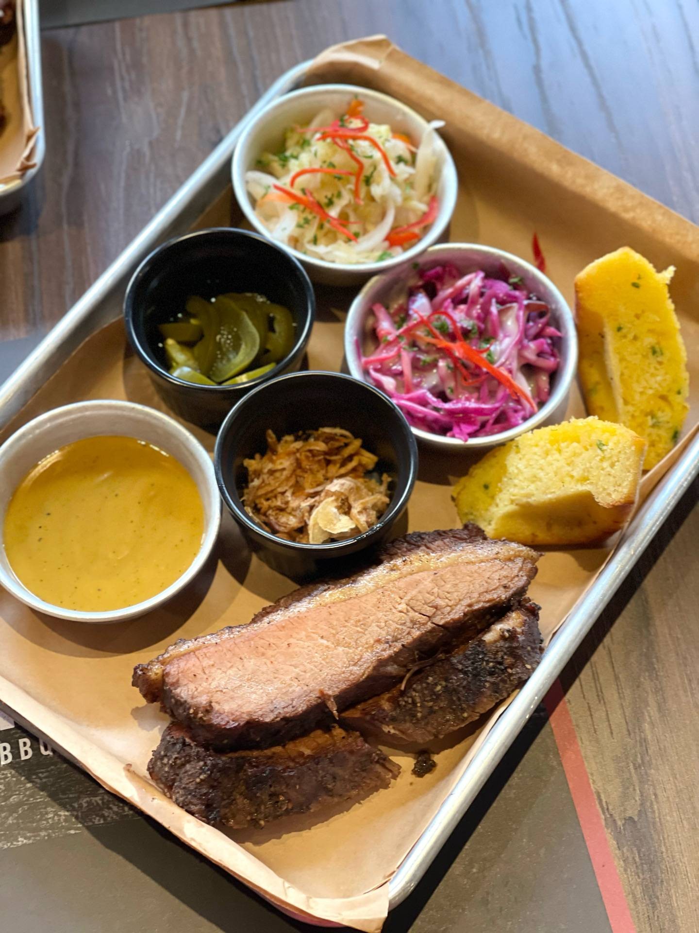 รีวิว Rolling Ribs Brew Bar & BBQ สี่พระยา - ขอบร้านบรรยากาศดีชิวๆ แต่ ...