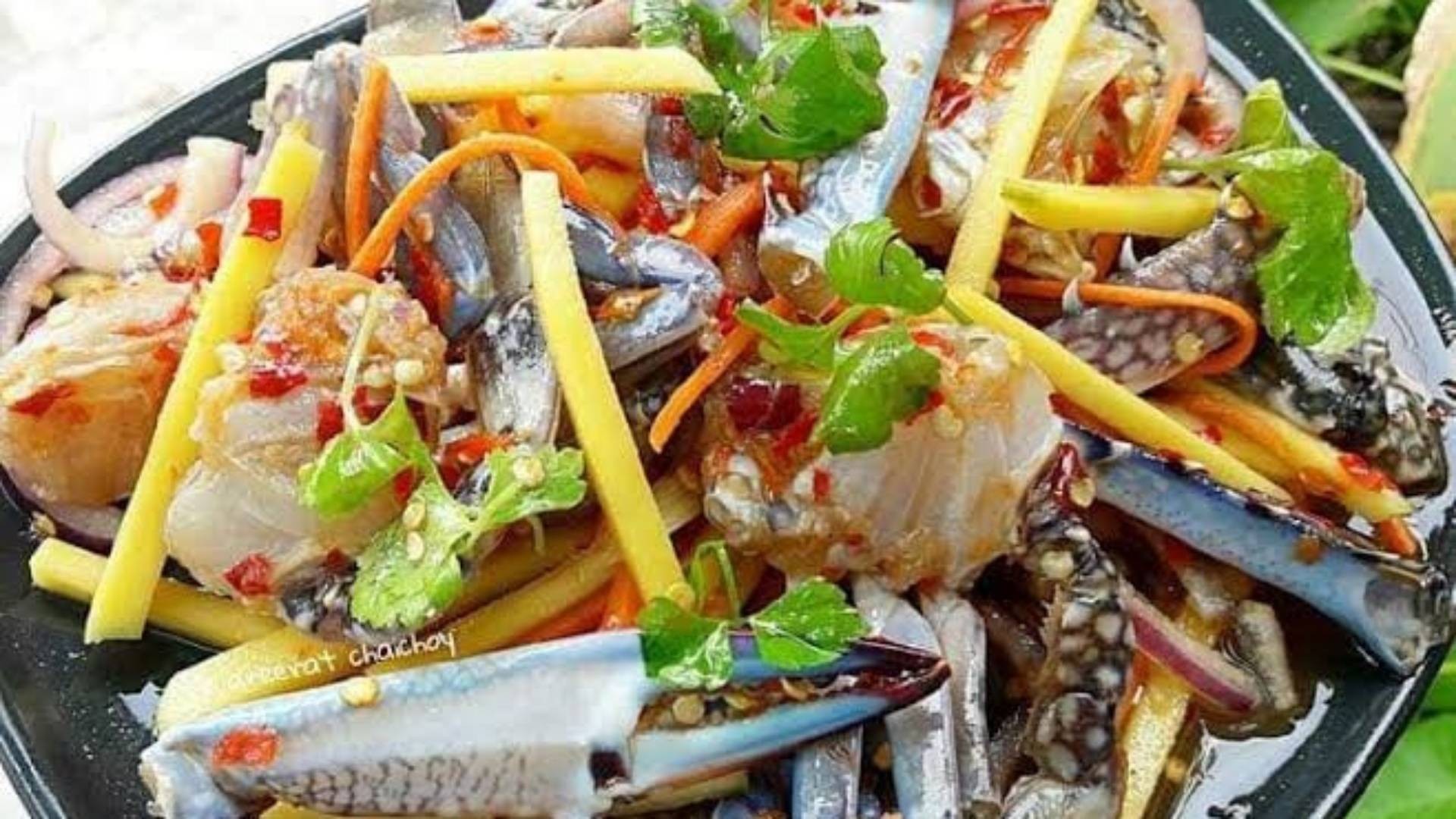 หญิงยำมะม่วงปูม้า & ยำสด ตลาดไทยศิริ - สั่งอาหารเดลิเวอรี | Wongnai x ...