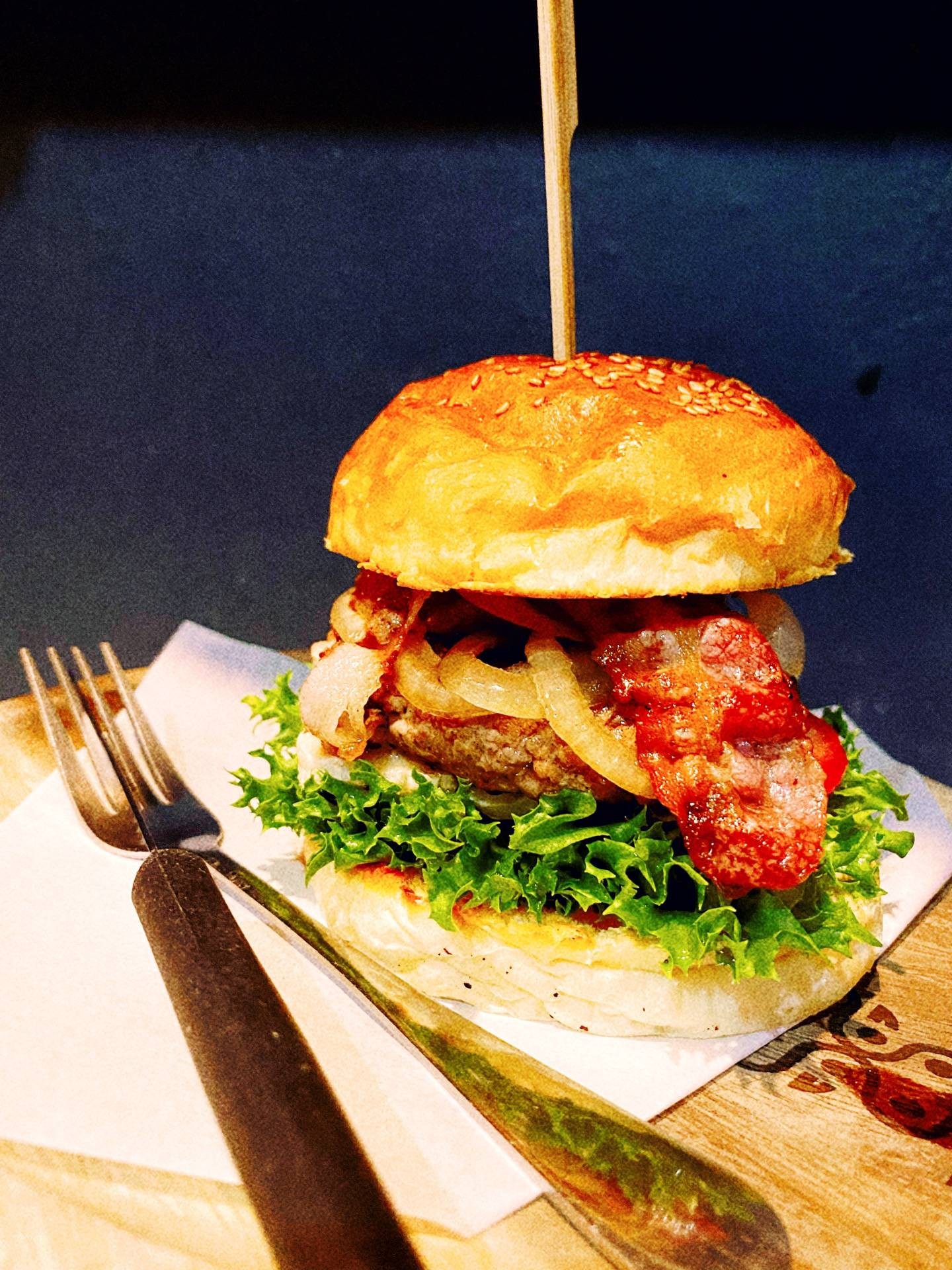 รีวิว The Fat Cow Bang Wa - เบอร์เกอร์ดีมากก รสชาติดี ชิ้นใหญ่จุใจ แนะนำค่ะ