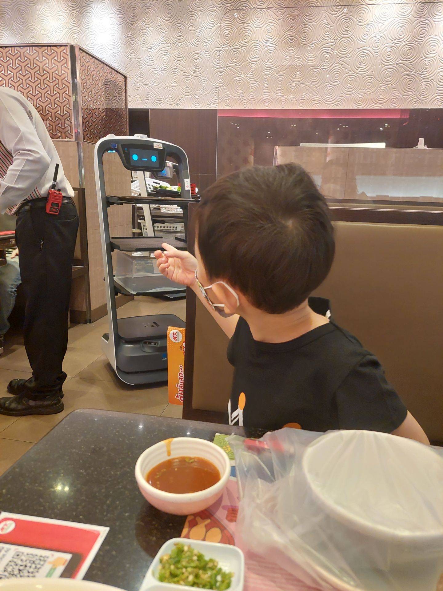 รีวิว MK Restaurants เซ็นทรัล ลาดพร้าว - มีน้องโรบอตมาเสิร์ฟอาหารด้วส