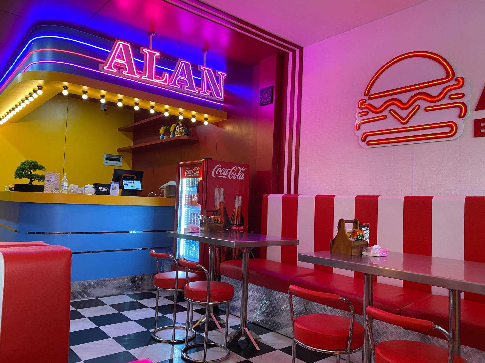รีวิว Alan Burger สาขากังสดาล - ร้านสวยน่านั่งชิคๆ - Wongnai