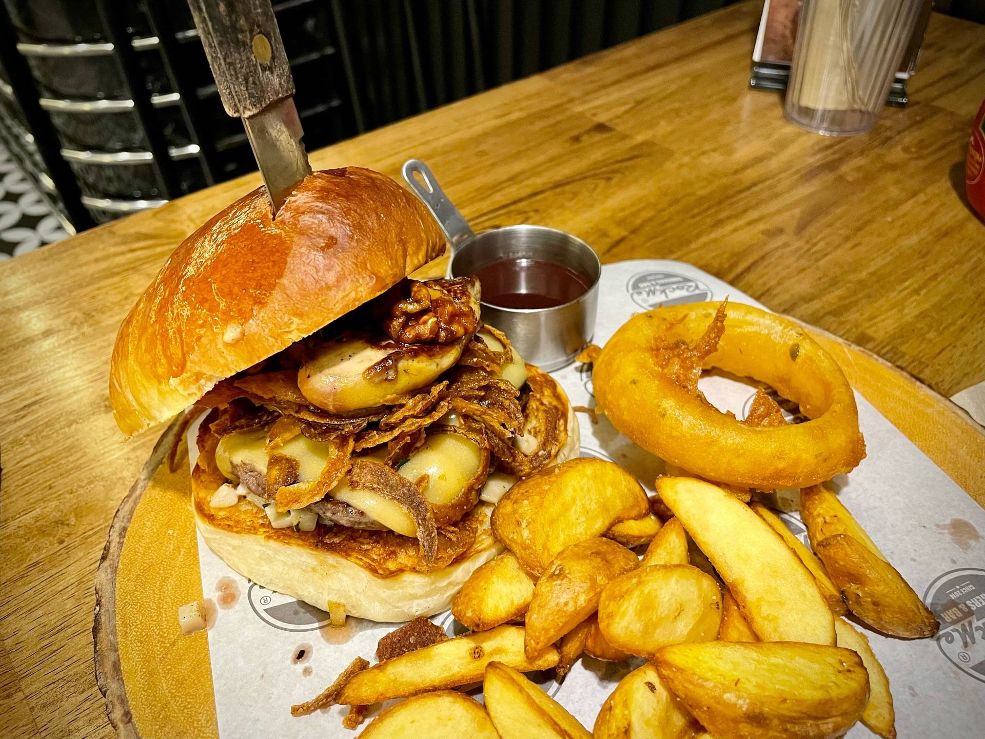 รูป Rock Me Burgers & Bar ลอยเคราะห์ - Wongnai