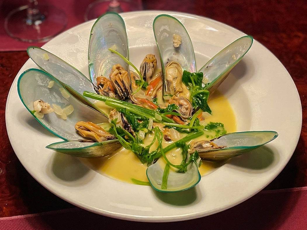 Steamed Mussel w-Butter & Cognac Sauce ร้าน Neil's Tavern Restaurant ...